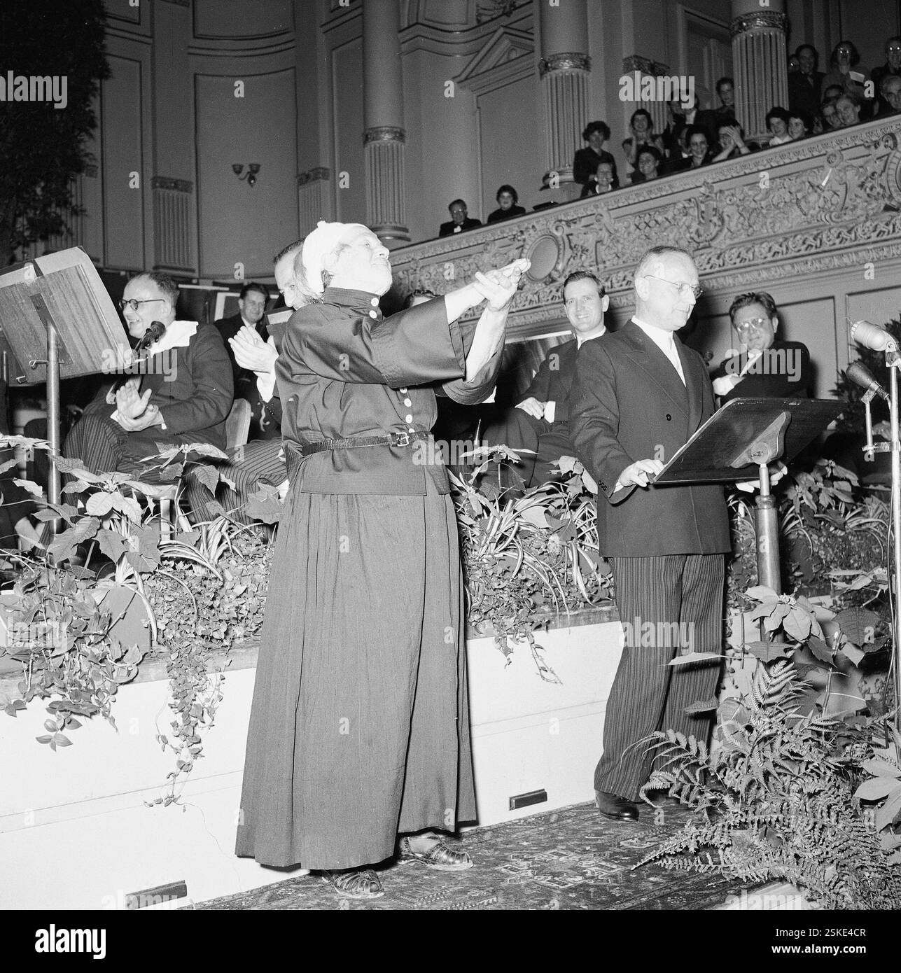 Verleihung des Kunstpreises der Stadt Zürich 1954: Helen Dahm, Emil ...