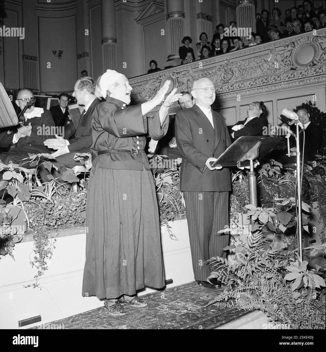 Verleihung des Kunstpreises der Stadt Zürich 1954: Helen Dahm, Emil ...