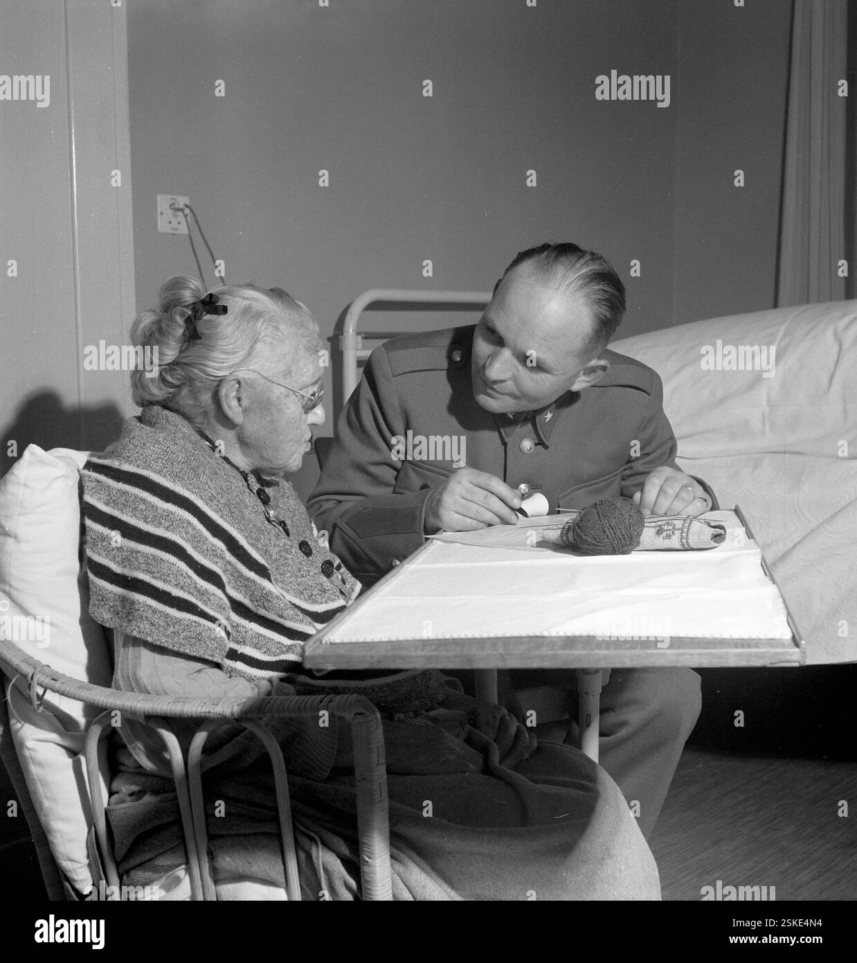 Volkszählung, der Polizist hilft einer alten Frau beim Ausfüllen des ...