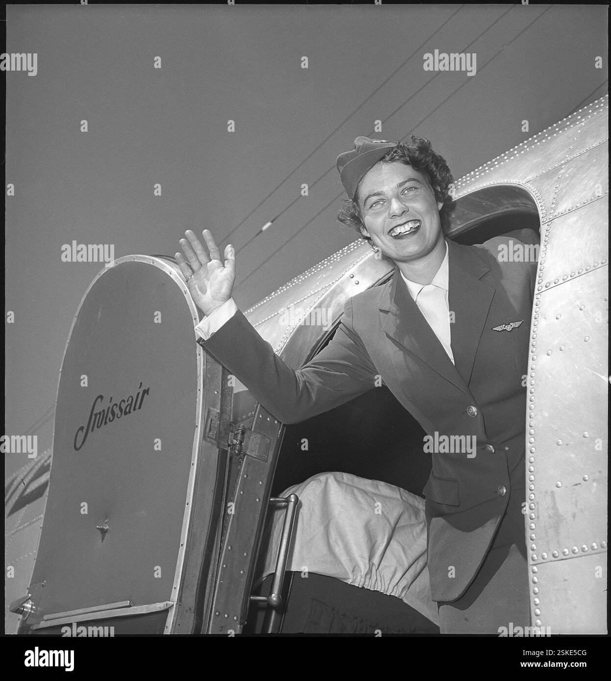 beim Öffnen der Flugzeugtür--- Swissair Stewardess Heidi Jaeger in den ...