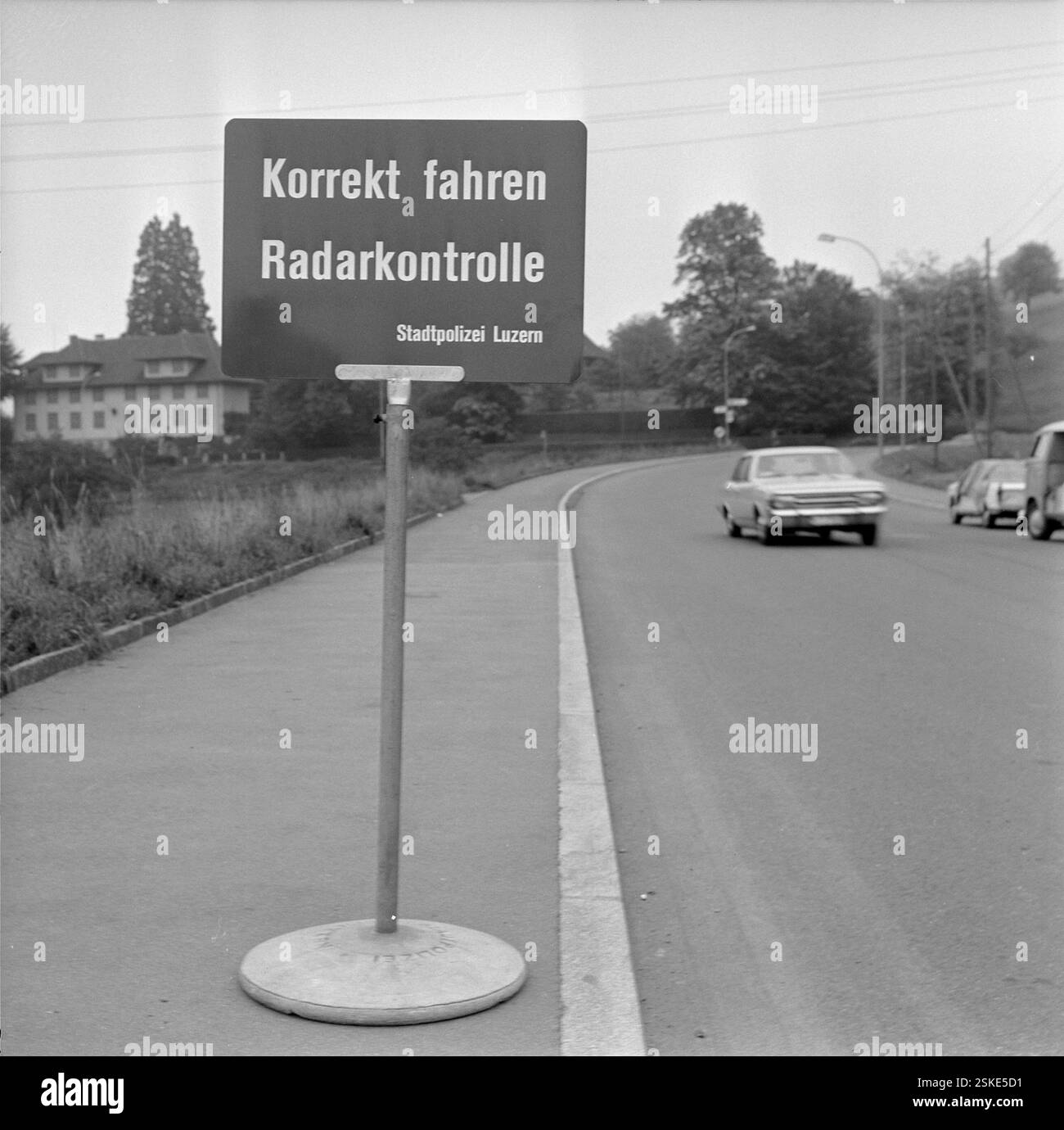 Schild: Warnung der Luzerner Stadtpolizei vor einer Radarkontrolle ...