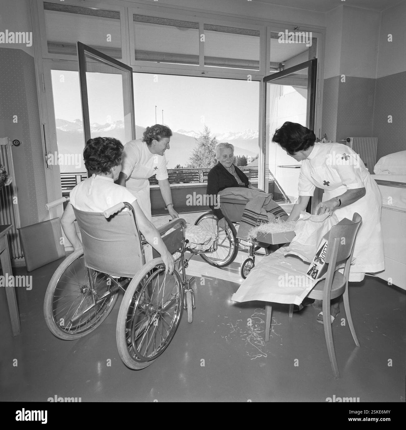 Patientin, Kranke#female patient--- Einsatz von Rotkreuz ...