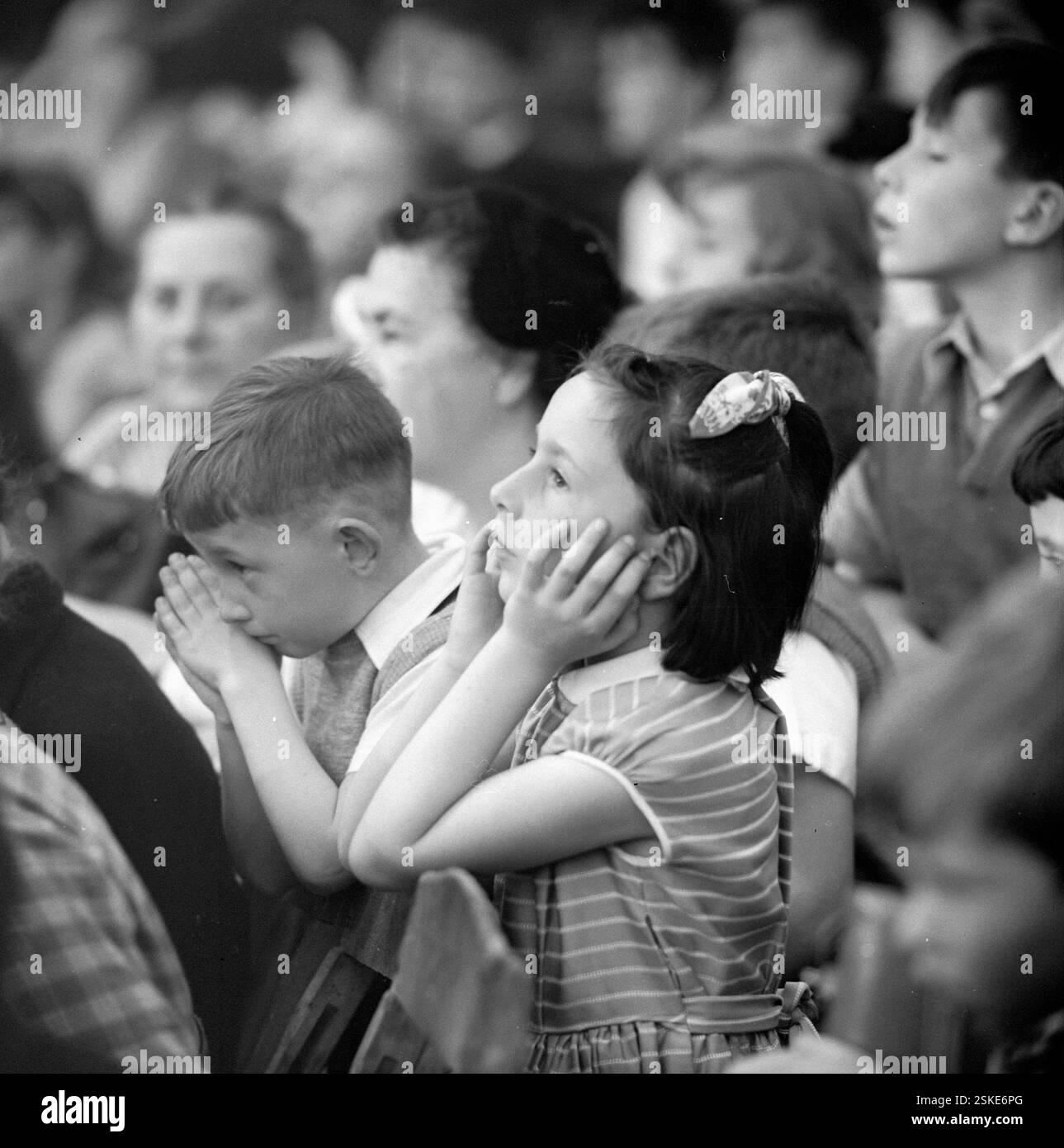 Kinder in einer Vorstellung des Zirkus Knie, Zürich 1958#Children ...