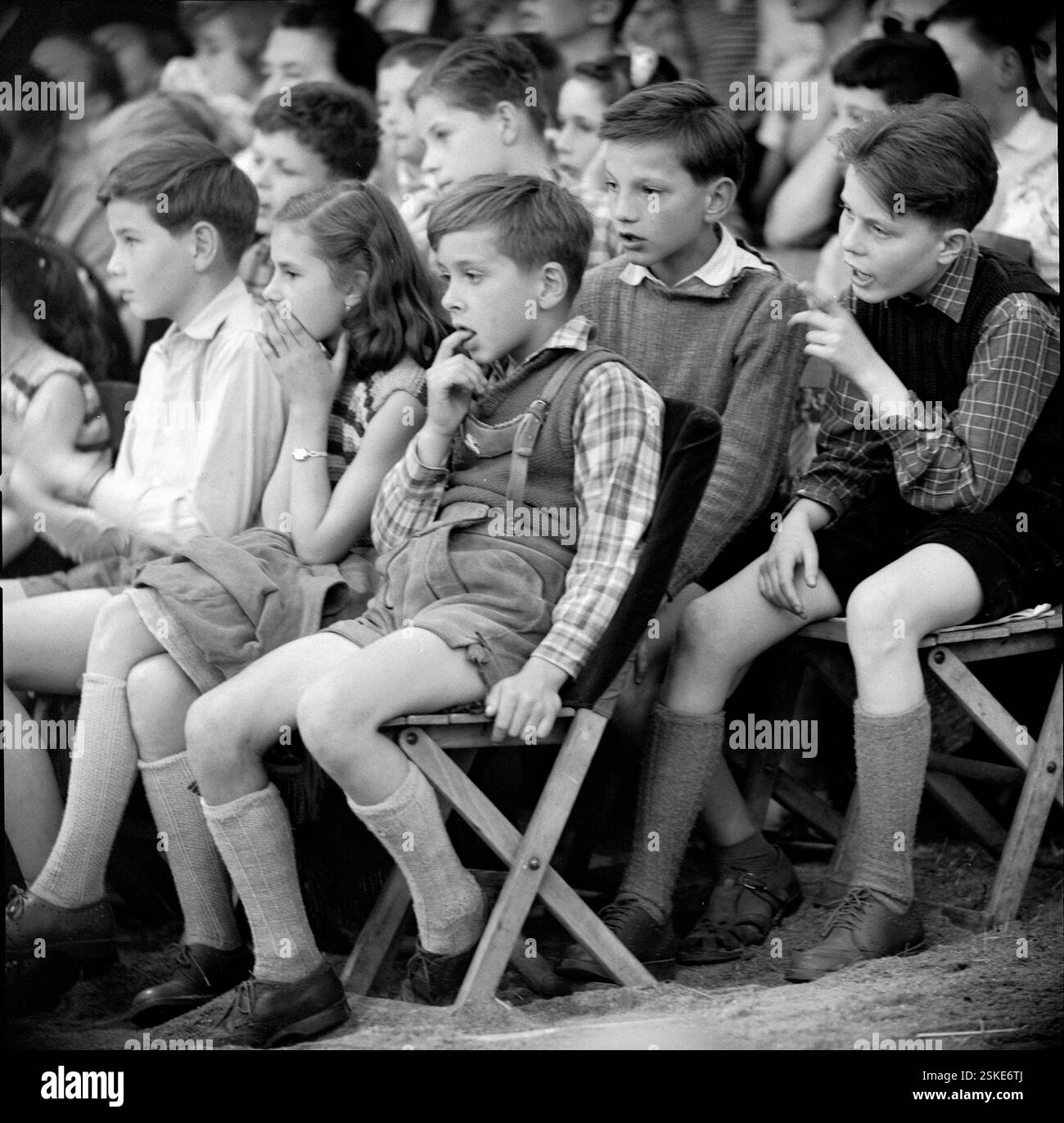 Kinder in einer Vorstellung des Zirkus Knie 1958#Children following a ...