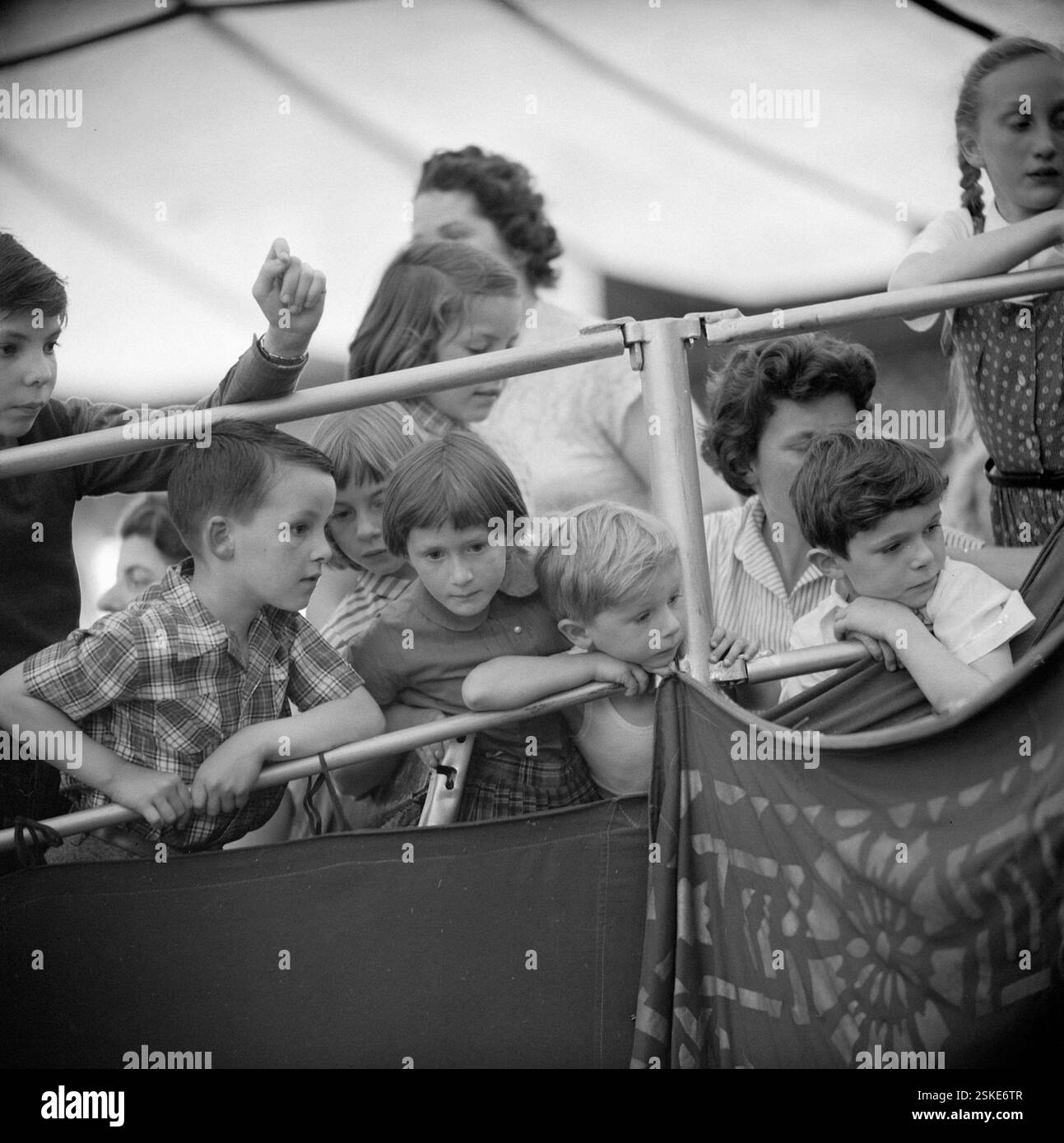 Kinder in einer Vorstellung des Zirkus Knie 1958#Children following a ...