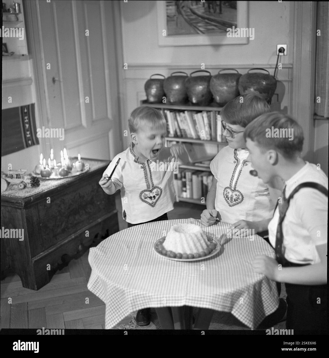 Kinder beim Reispudding essen, 1964#Children eating rice pudding 1964 ...