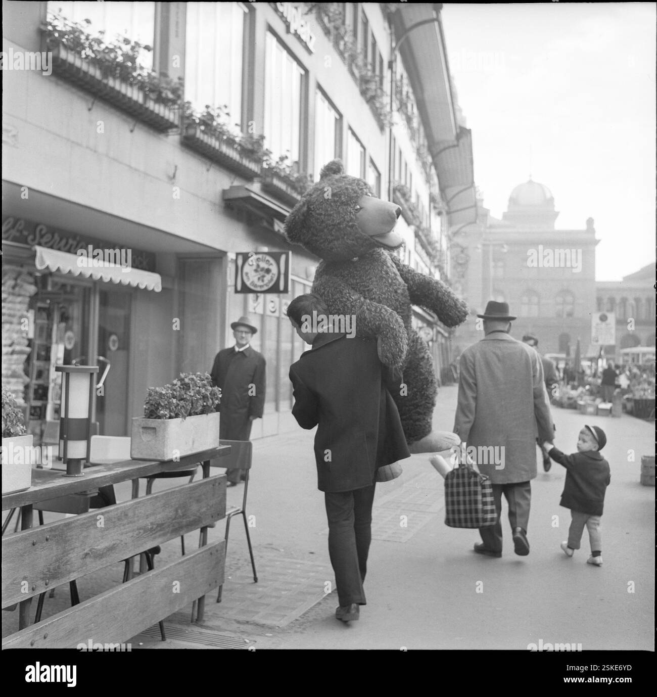 Mann trägt riesigen Teddybär, Bern 1965#Man carrying a giant teddy bear ...
