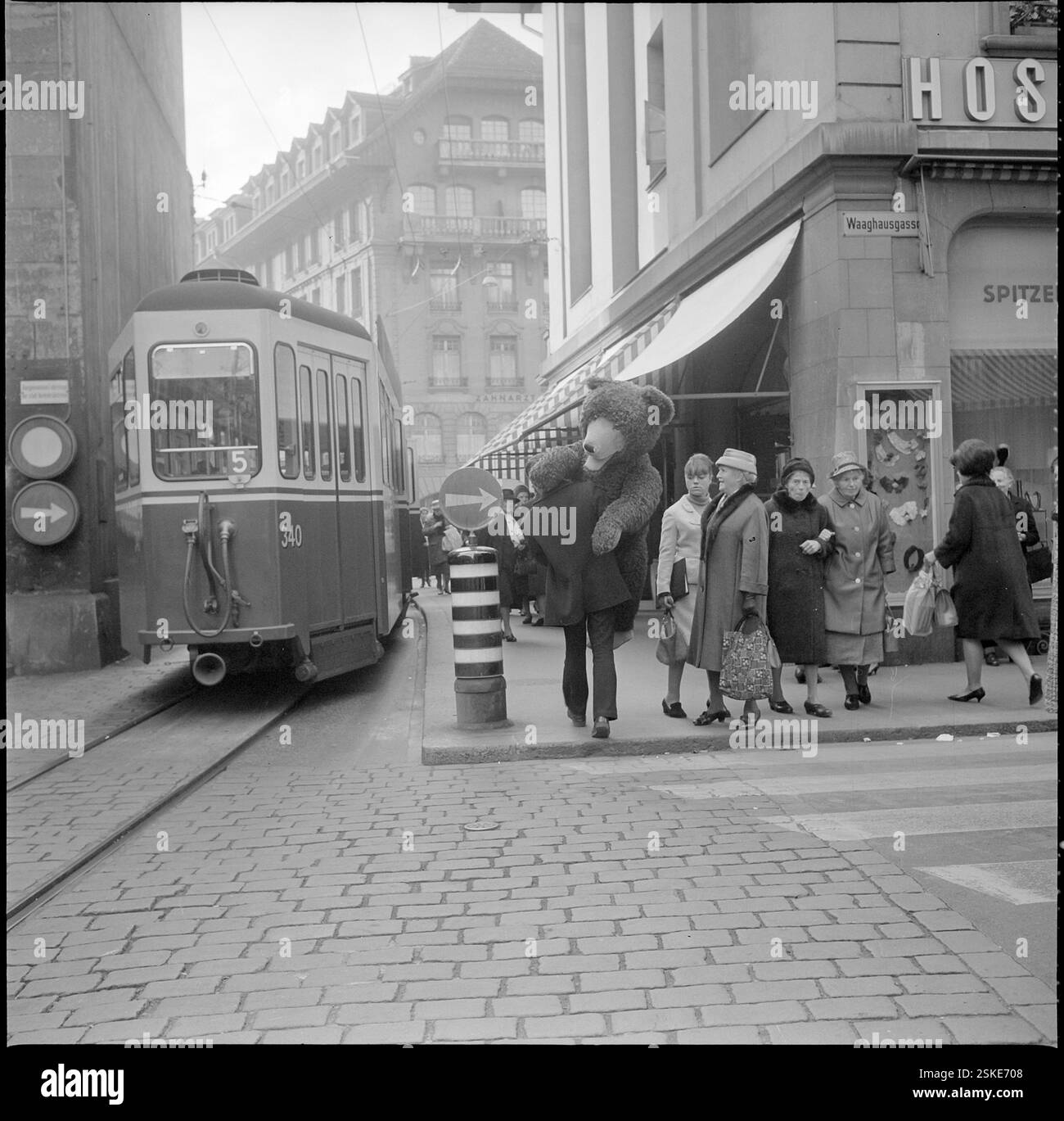 Mann trägt riesigen Teddybär, Bern 1965#Man carrying a giant teddy bear ...
