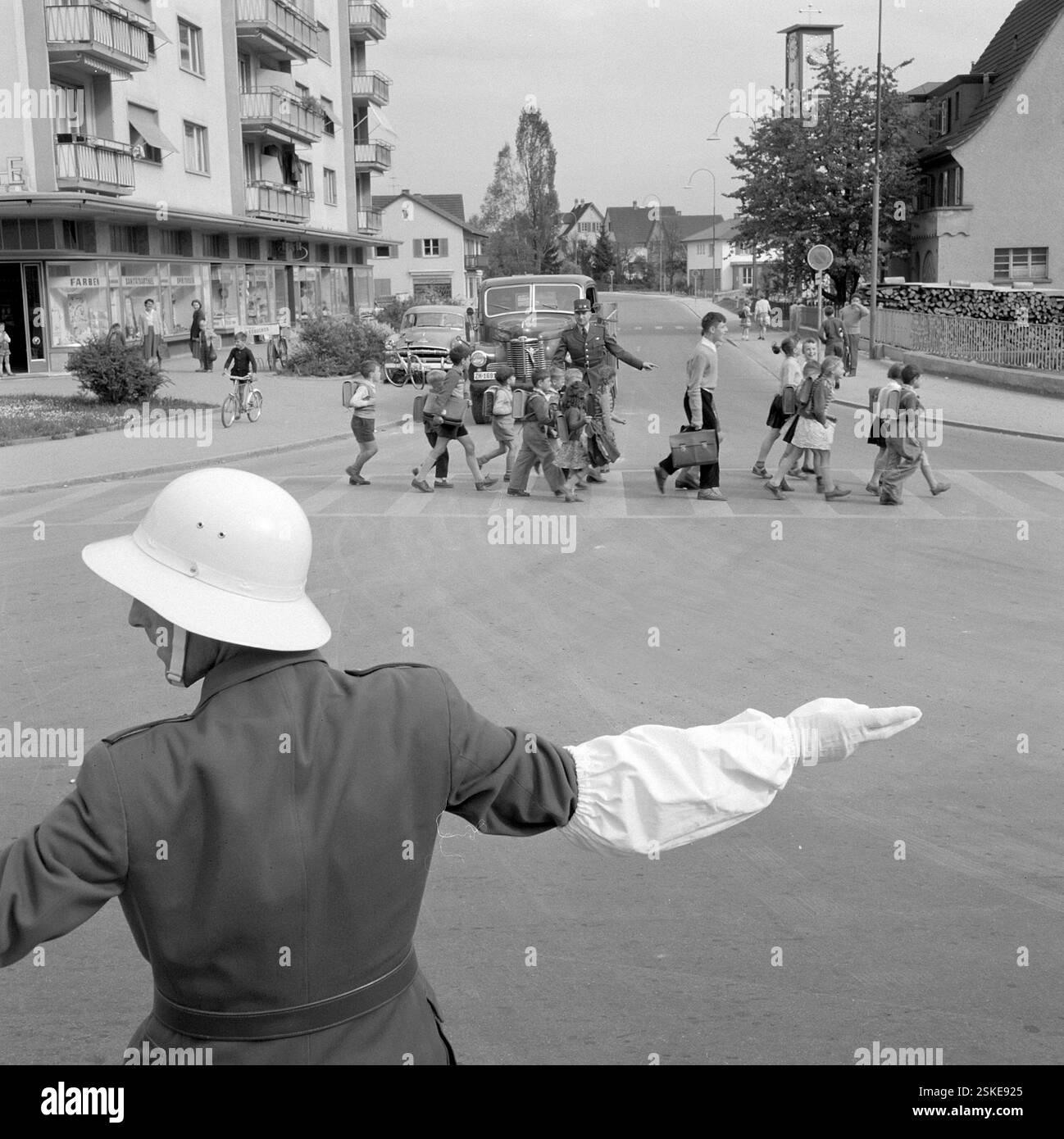 Schulpatrouilleure--- Verkehrserziehung für Schüler in Zürich 1957#Road ...