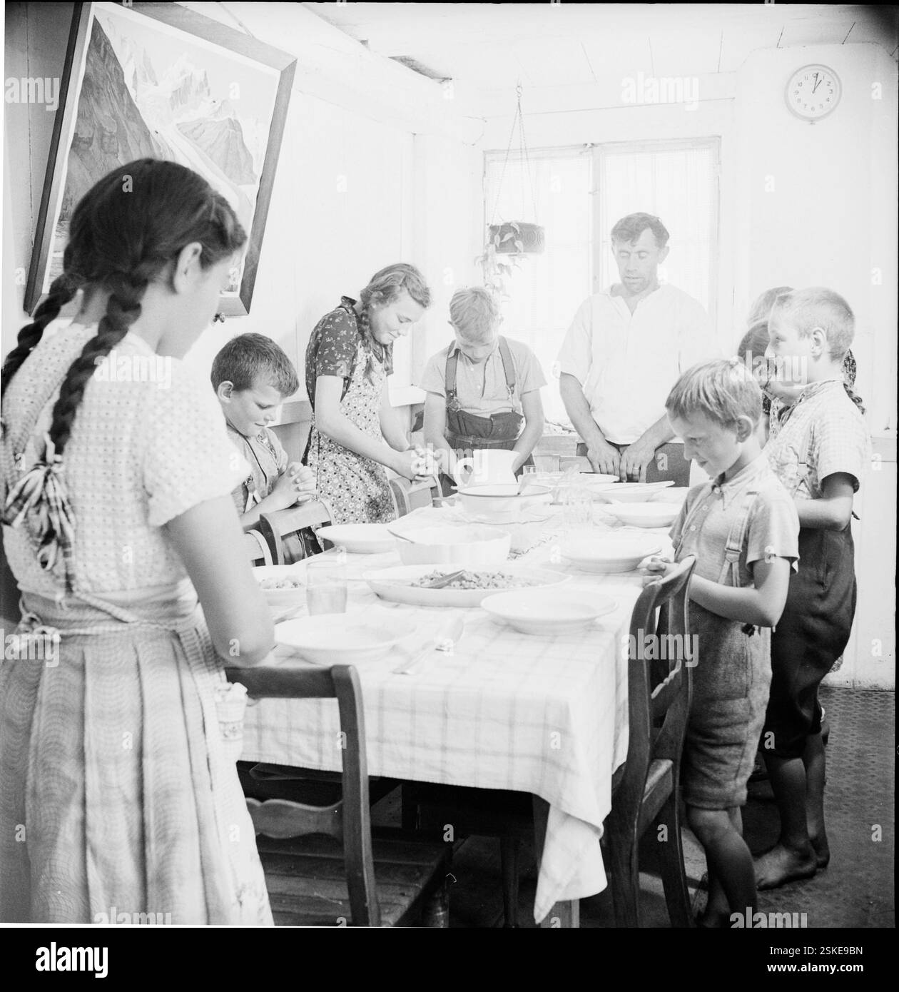 mealtime prayer--- Vater mit Kindern beim Tischgebet, Trogen 1946# ...