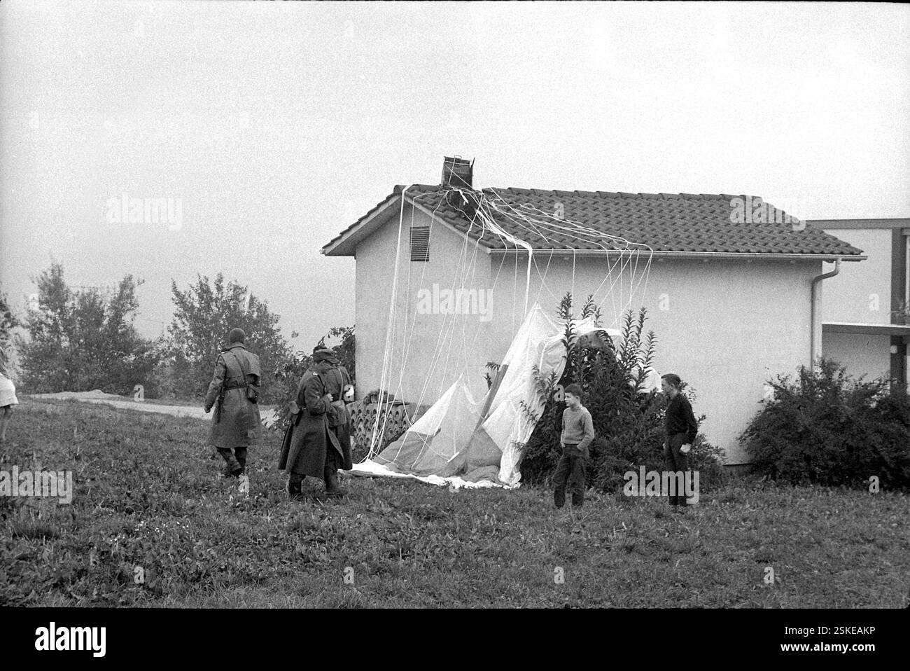 Absturz einer Hunter am Mutschellen, Pilot landet mit Schleuderstz auf ...