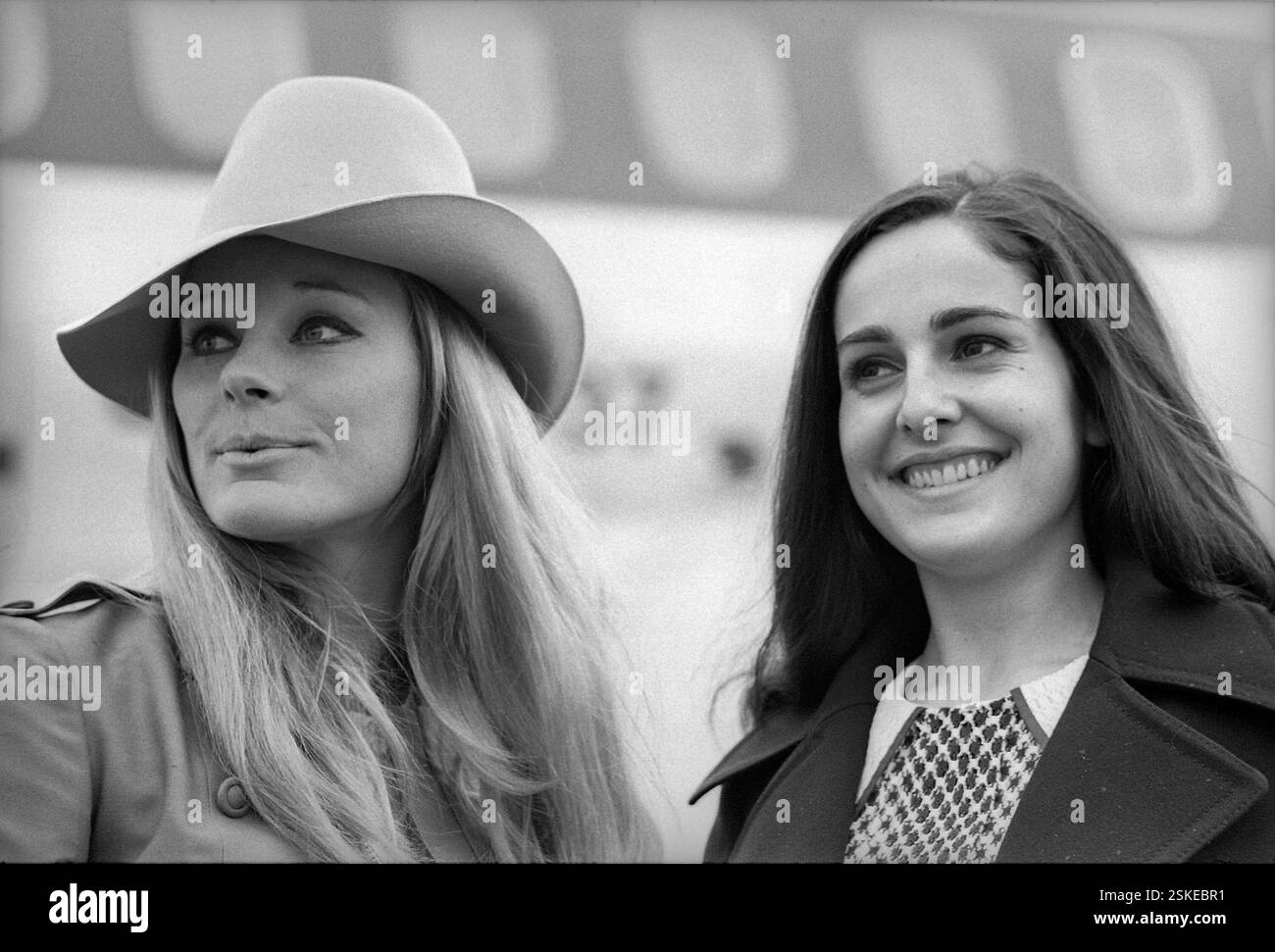Schauspielerin Elke Sommer und Paola del Medico, Zürich-Kloten 1969# ...