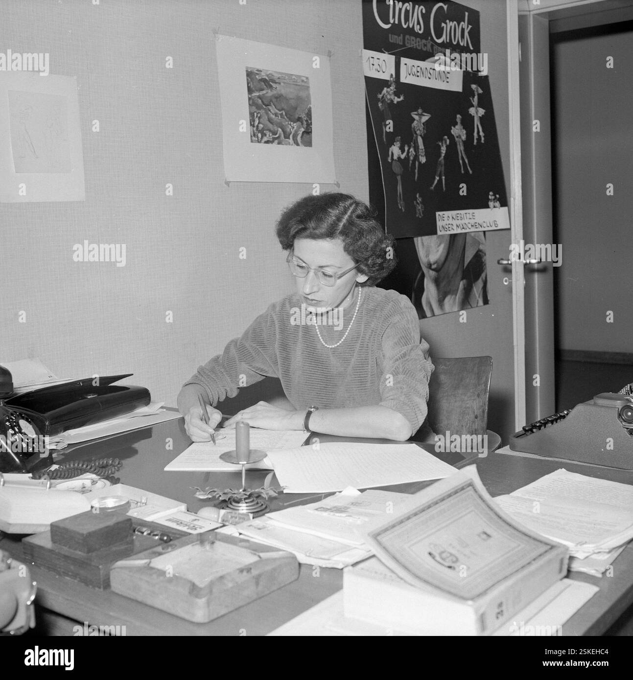 Leiterin der Radiosendung "Stunde der Frau"--- Lilo Thelen ...