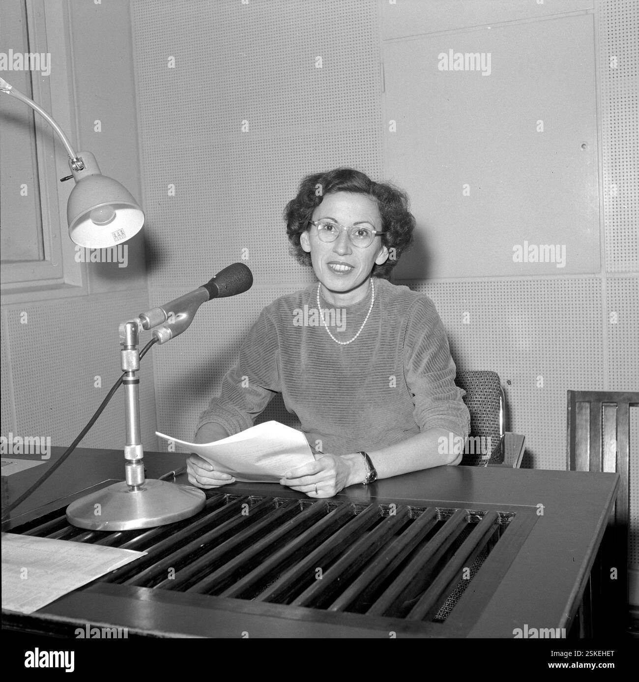 Leiterin der Radiosendung "Stunde der Frau"--- Lilo Thelen ...