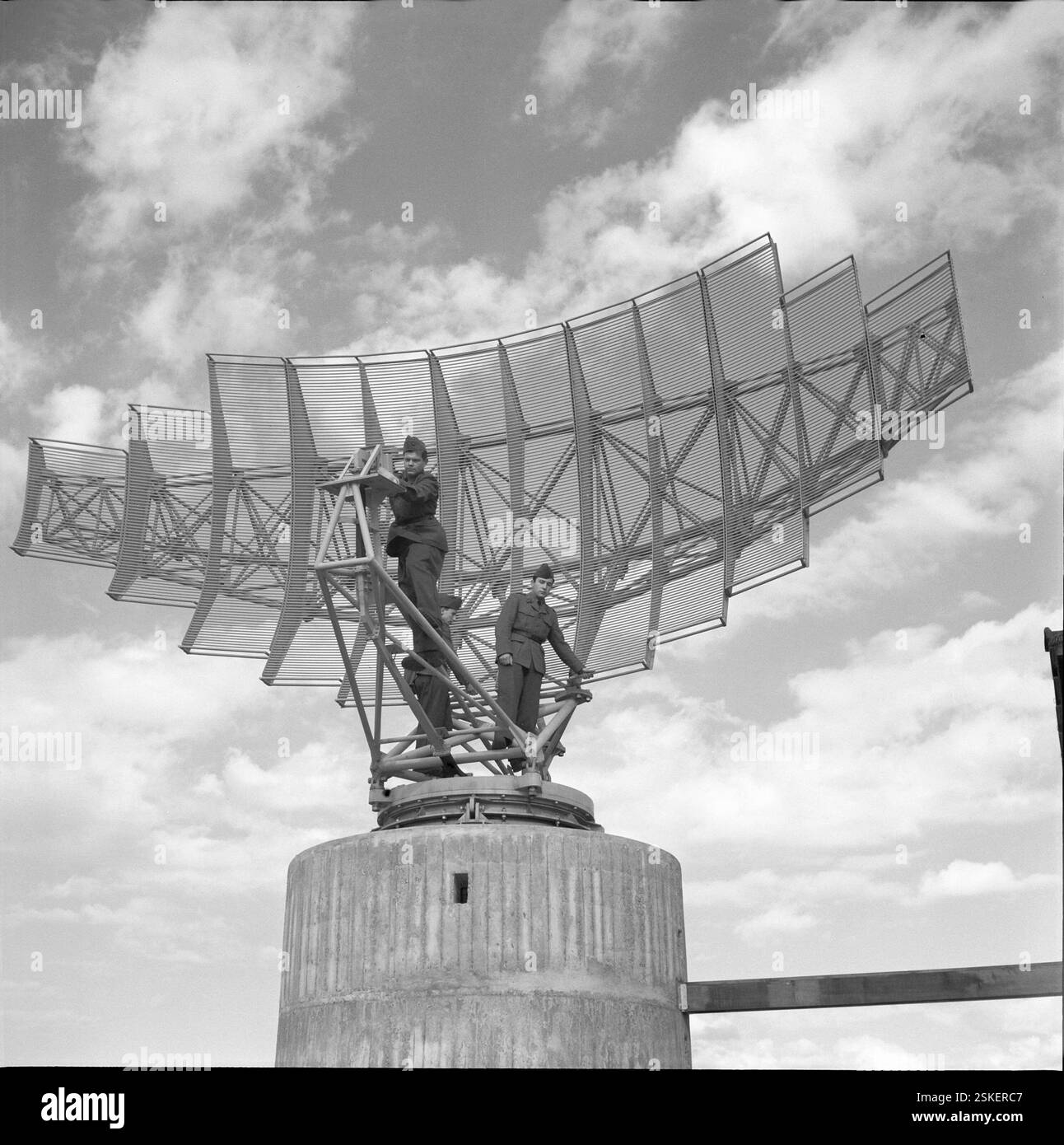 Männer bei Radarantenne#Men by radar antenna--- Erste Radar-RS der ...