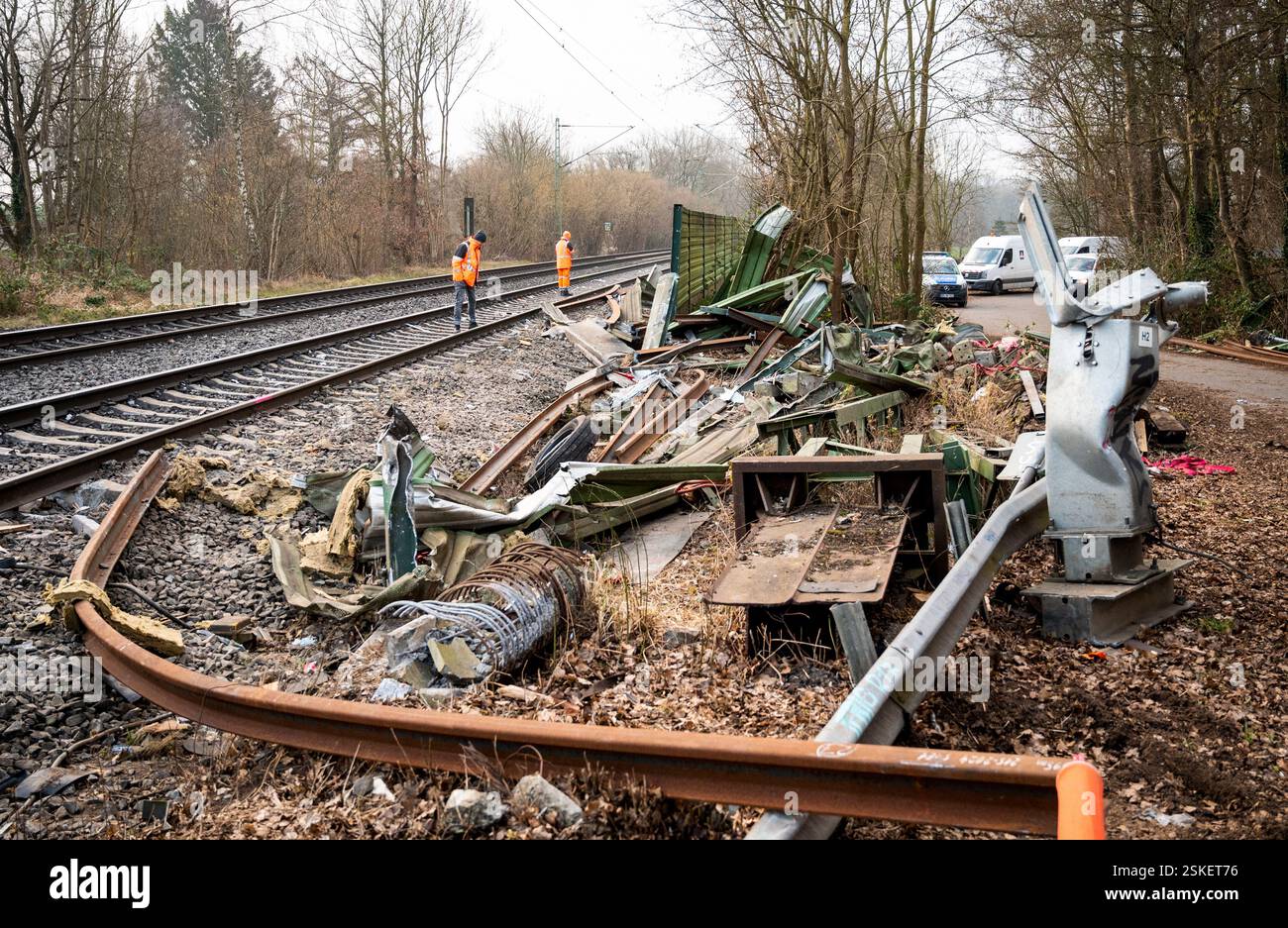 Hamburg, Germany. 12th Feb, 2025. Two men investigate the scene of an ...