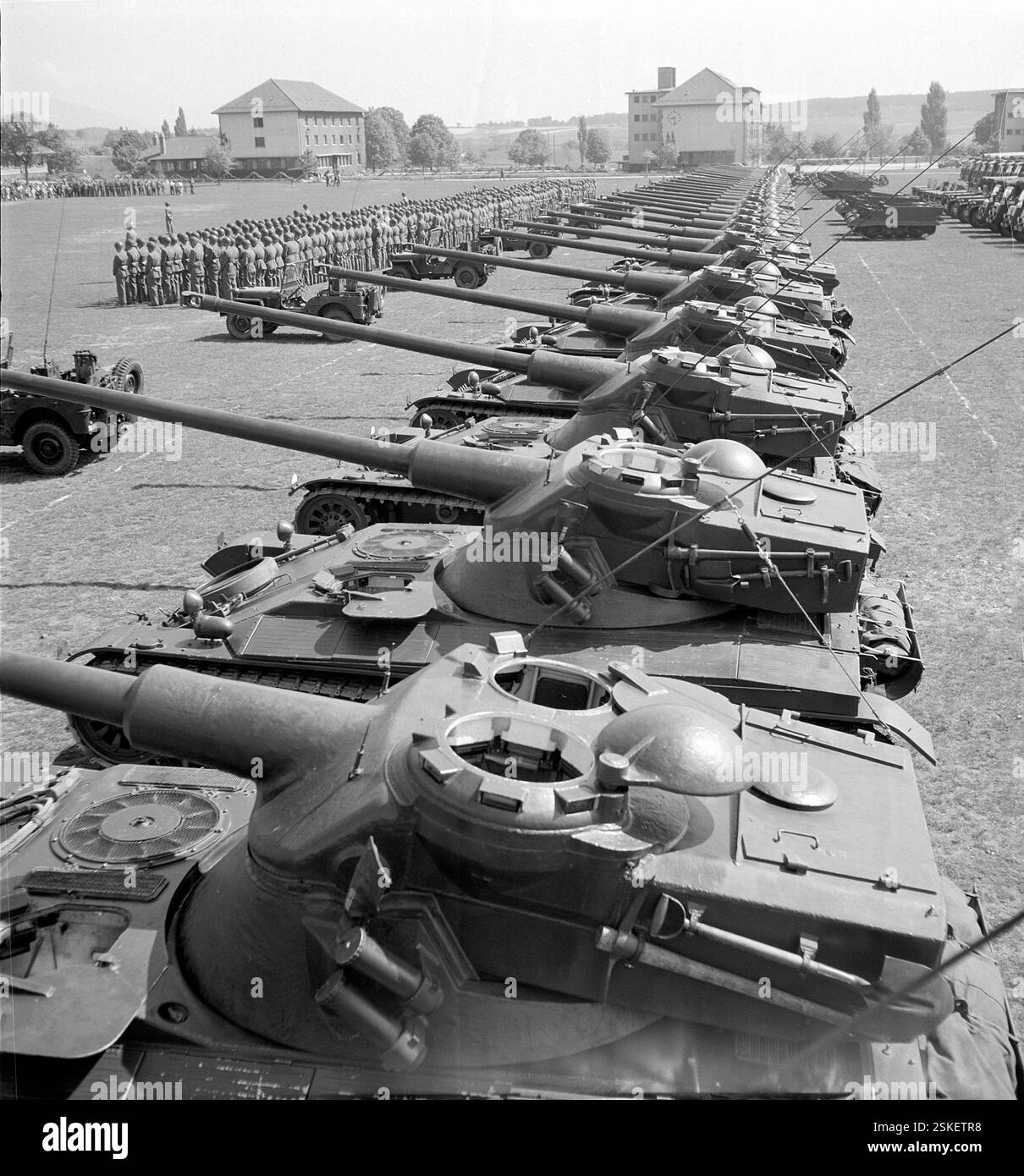 Standartenübergabe, Panzer L Pz AMX 13; Bière 1954#Flag handing-over ...
