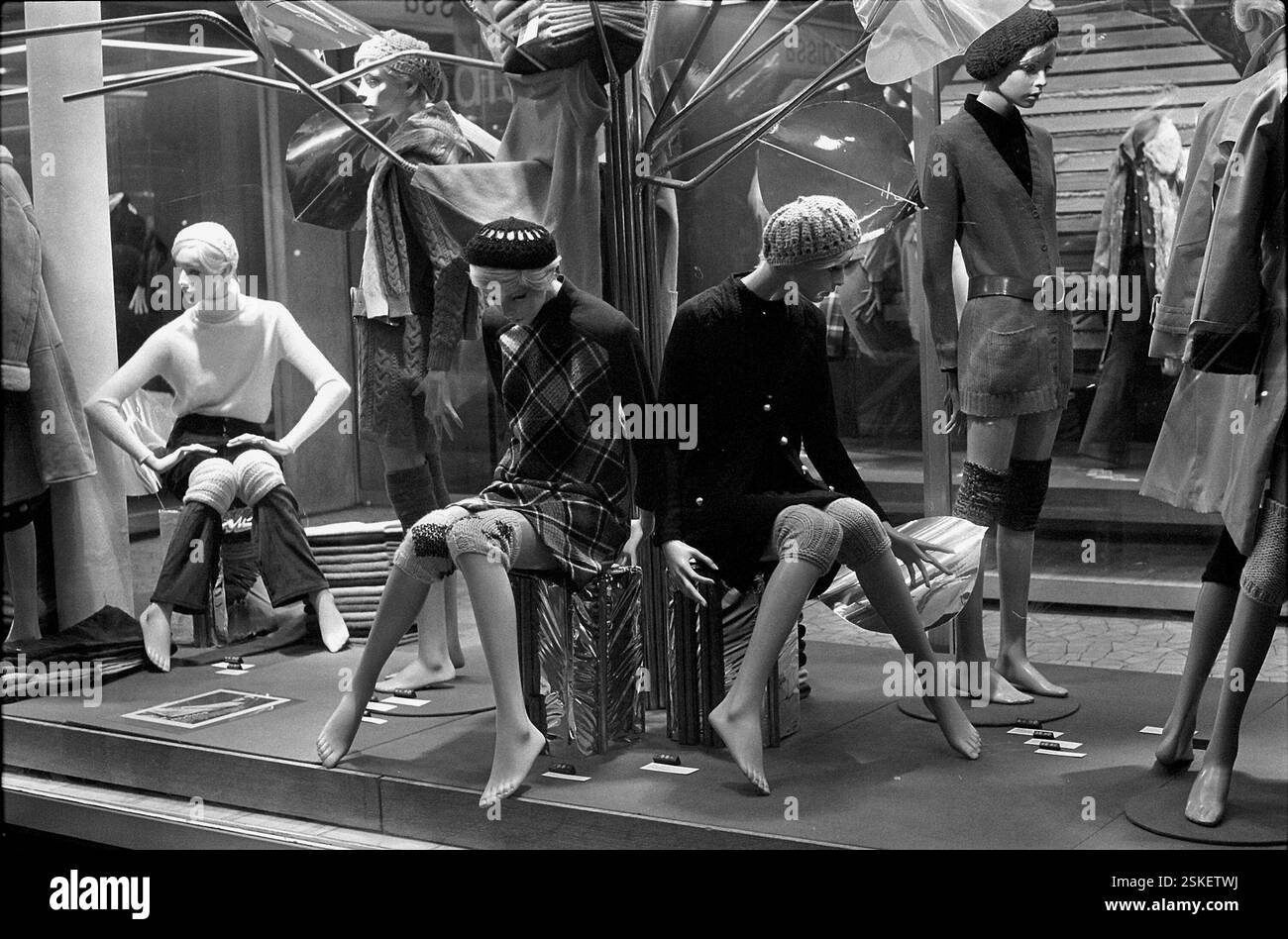 Schaufensterpuppe mit Kniewärmern, Modehaus Modissa, Zürich 1969# ...