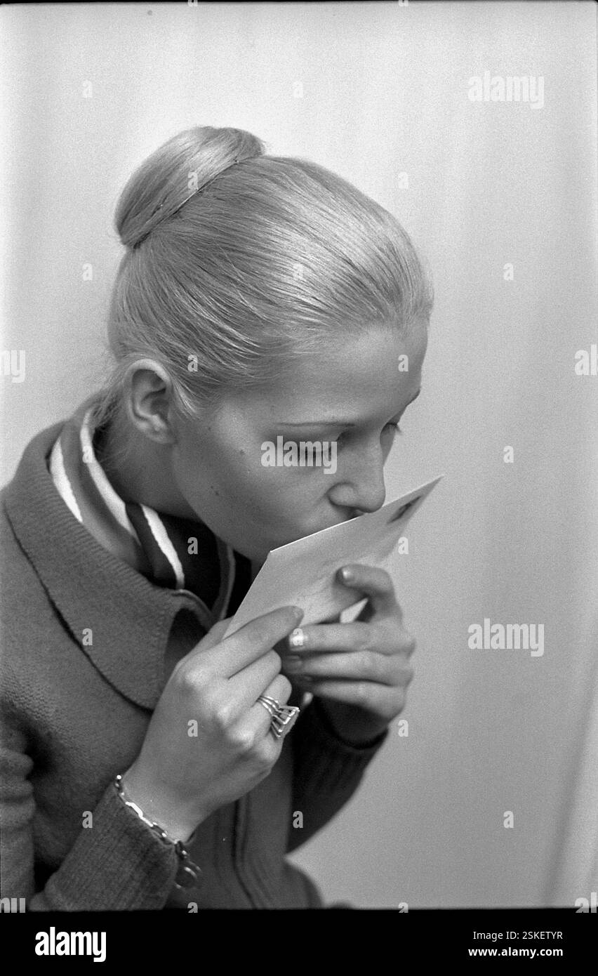 Frau drückt Kussmund auf Liebesbrief, 1969#Woman kissing a love letter ...