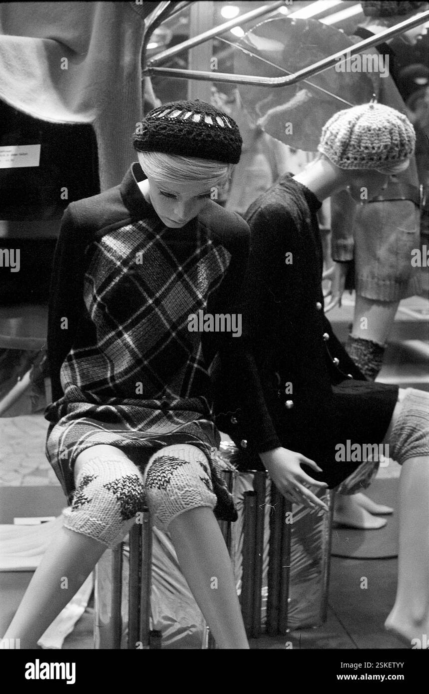 Schaufensterpuppe mit Kniewärmern, Modehaus Modissa, Zürich 1969# ...