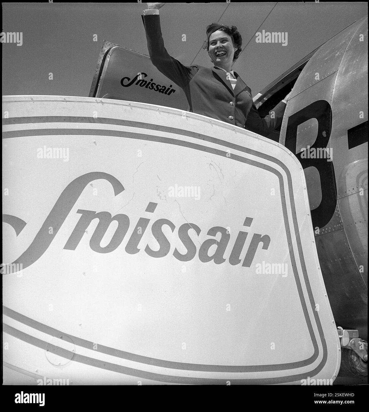 beim Öffnen der Flugzeugtür--- Swissair Stewardess Heidi Jaeger in den ...