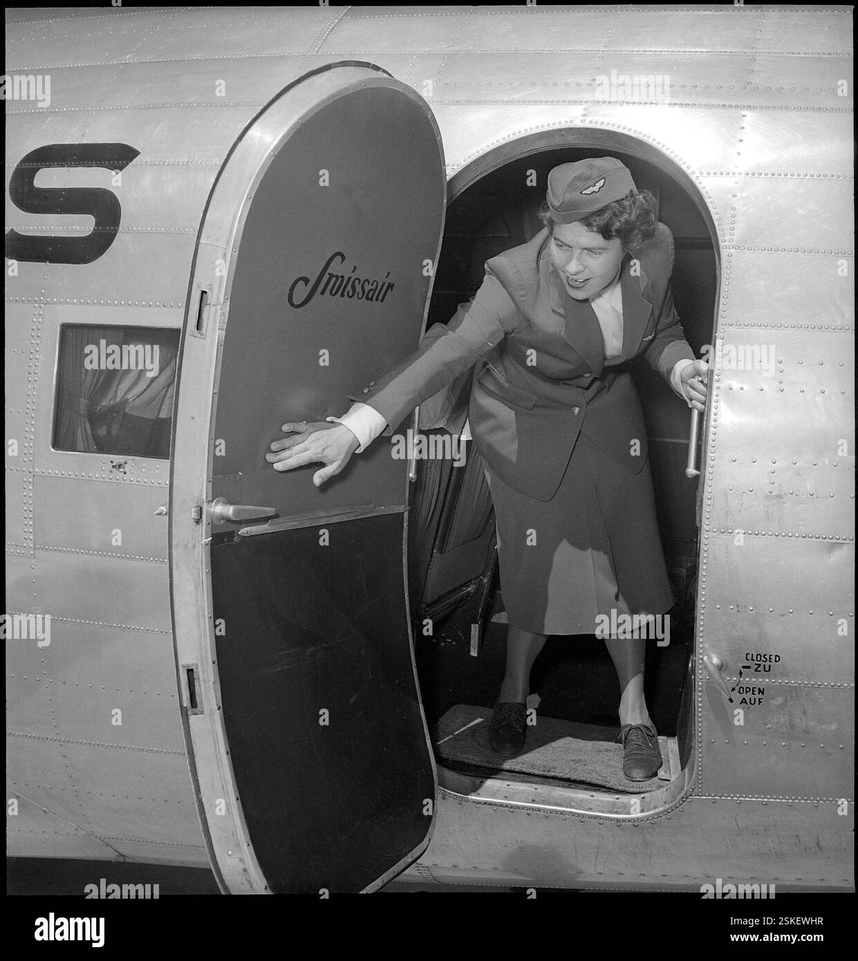beim Öffnen der Flugzeugtür--- Swissair Stewardess Heidi Jaeger in den ...