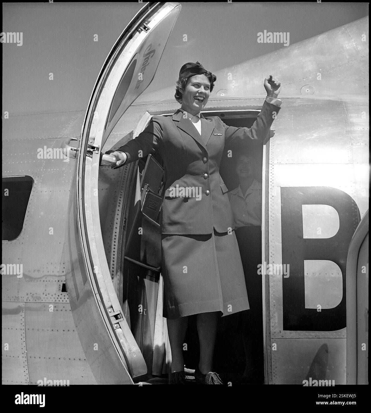 beim Öffnen der Flugzeugtür--- Swissair Stewardess Heidi Jaeger in den ...