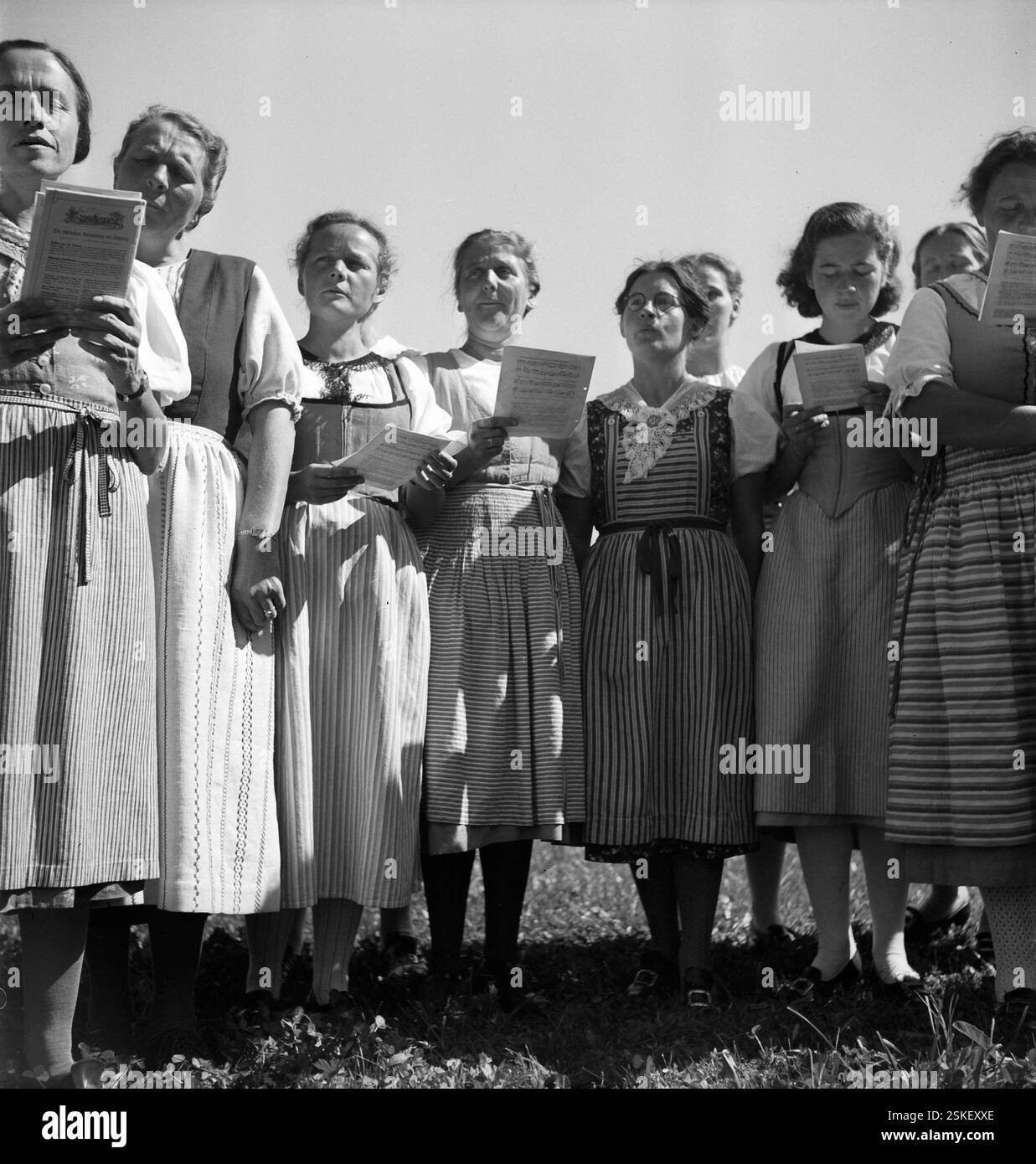 Trachtenfest in Mosegg, Emmental 1941: Frauen beim Singen#Festival in ...