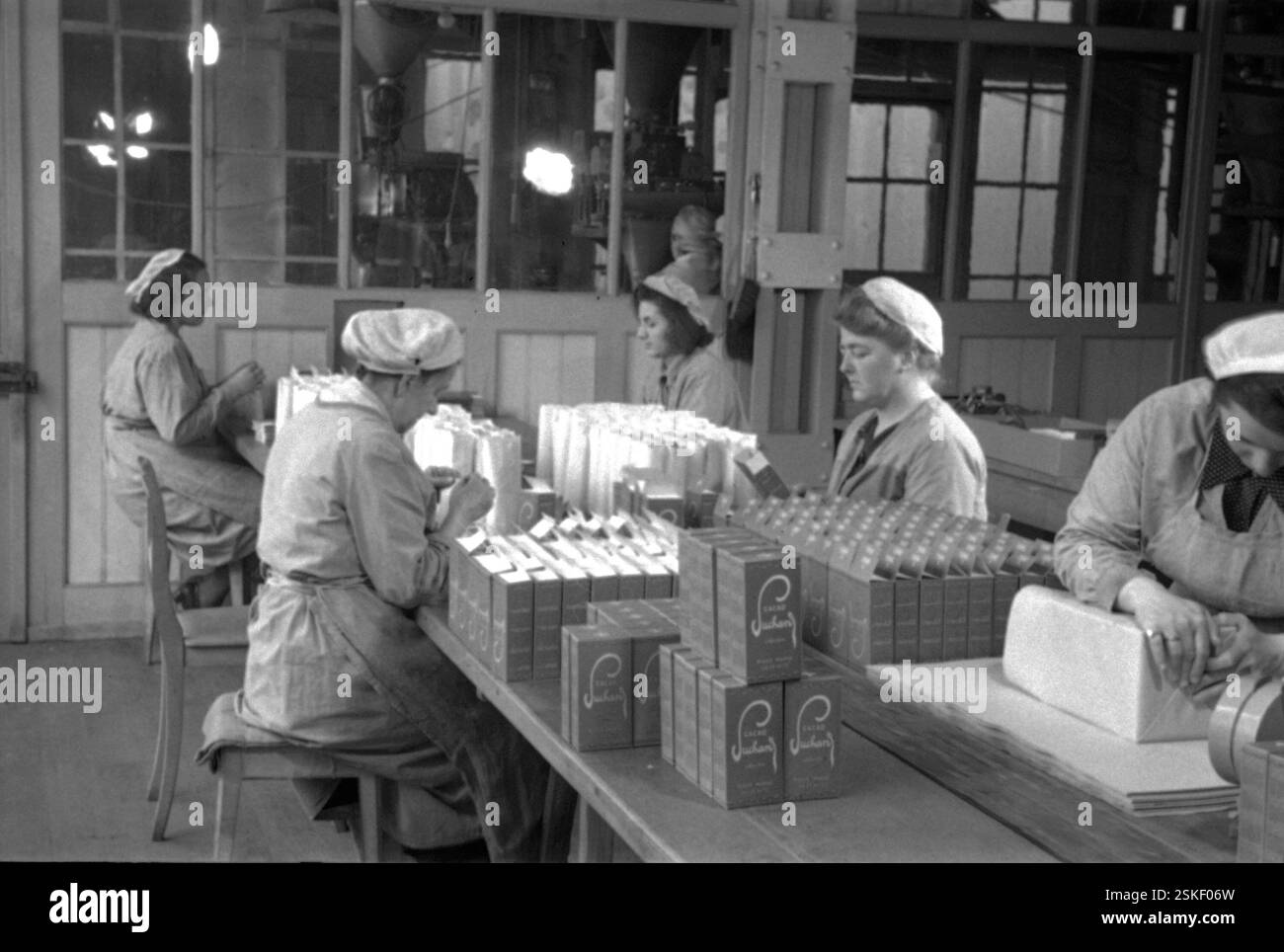 Arbeiterinnen verpacken Schokolade in der Schokoladefabrik Suchard in ...