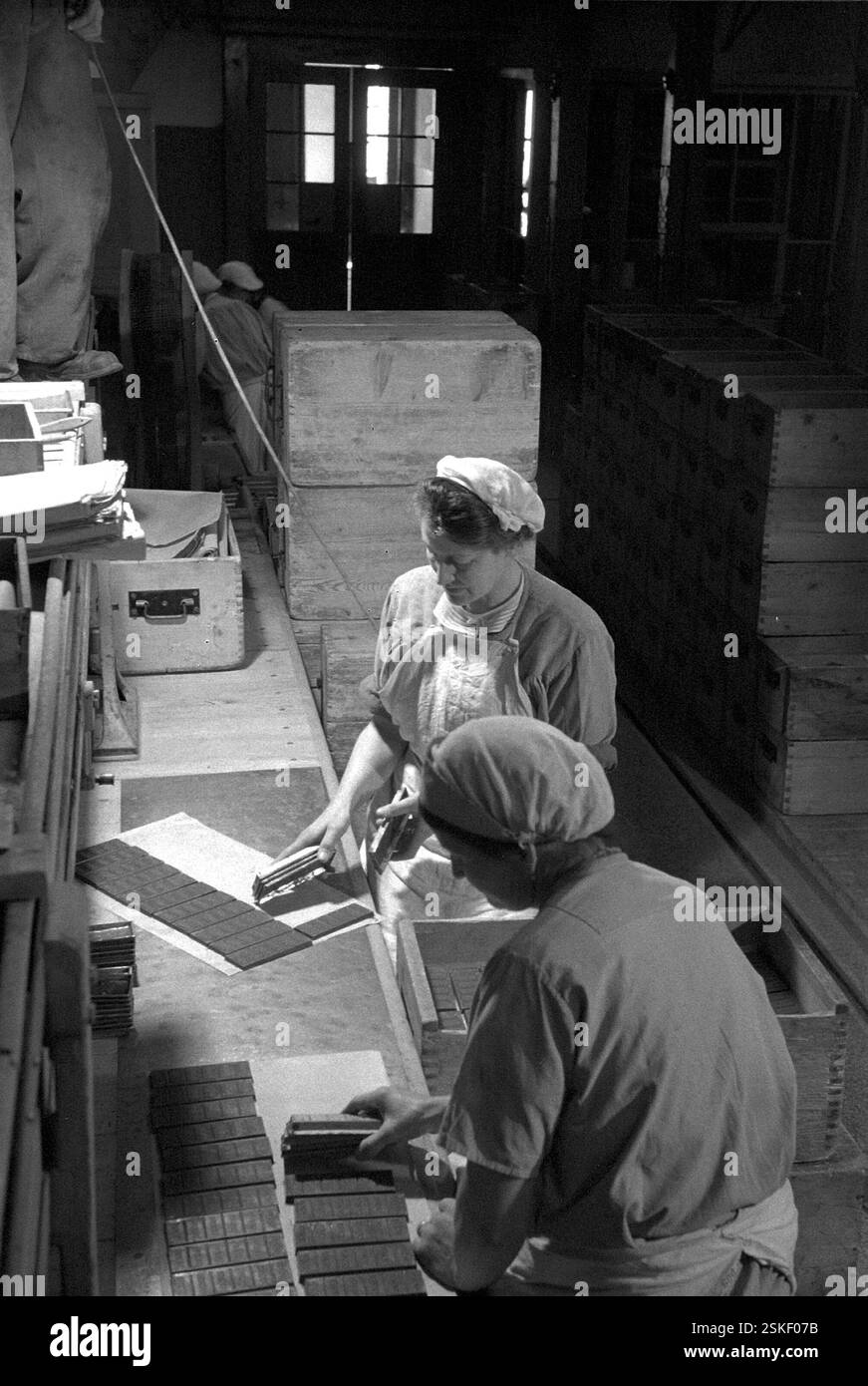 Arbeiterinnen verpacken Schokolade in der Schokoladefabrik Suchard in ...