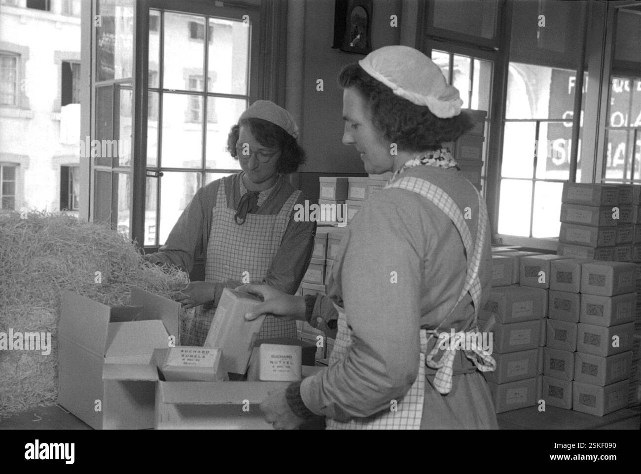 Arbeiterinnen verpacken Schokolade in der Schokoladefabrik Suchard in ...