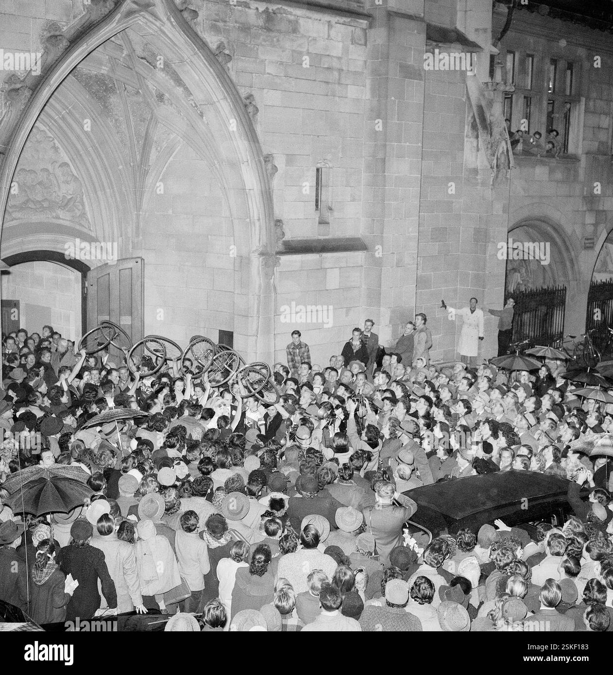 Fans#well wishers--- Religiöse Trauung von Hugo Koblet mit Mannequin ...
