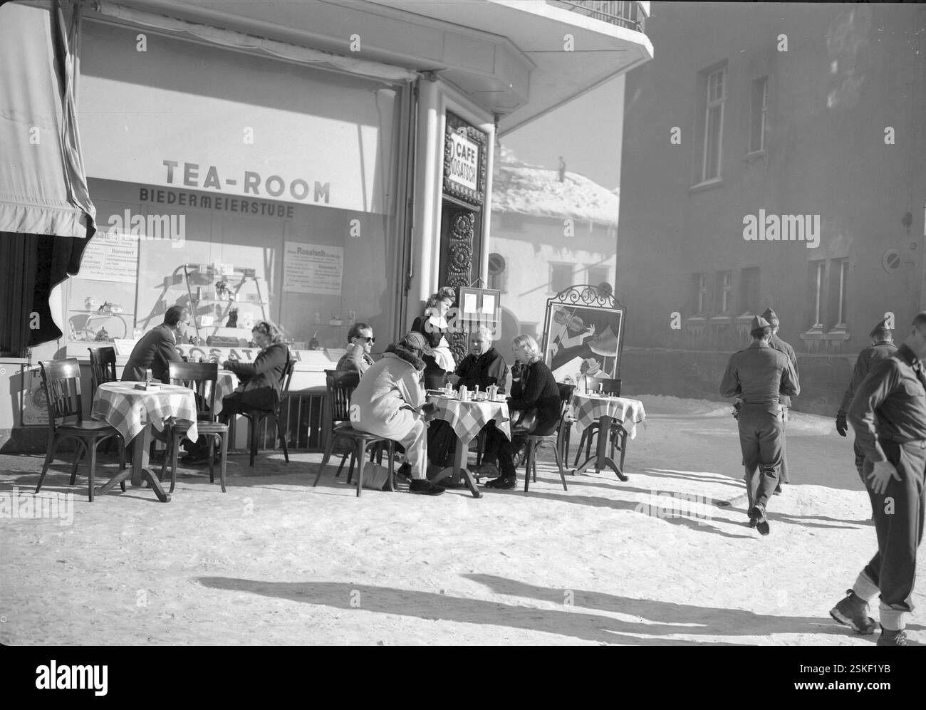 St. Moritz, Gäste im Café Rosatsch, 1947#St. Moritz, guests in the café ...
