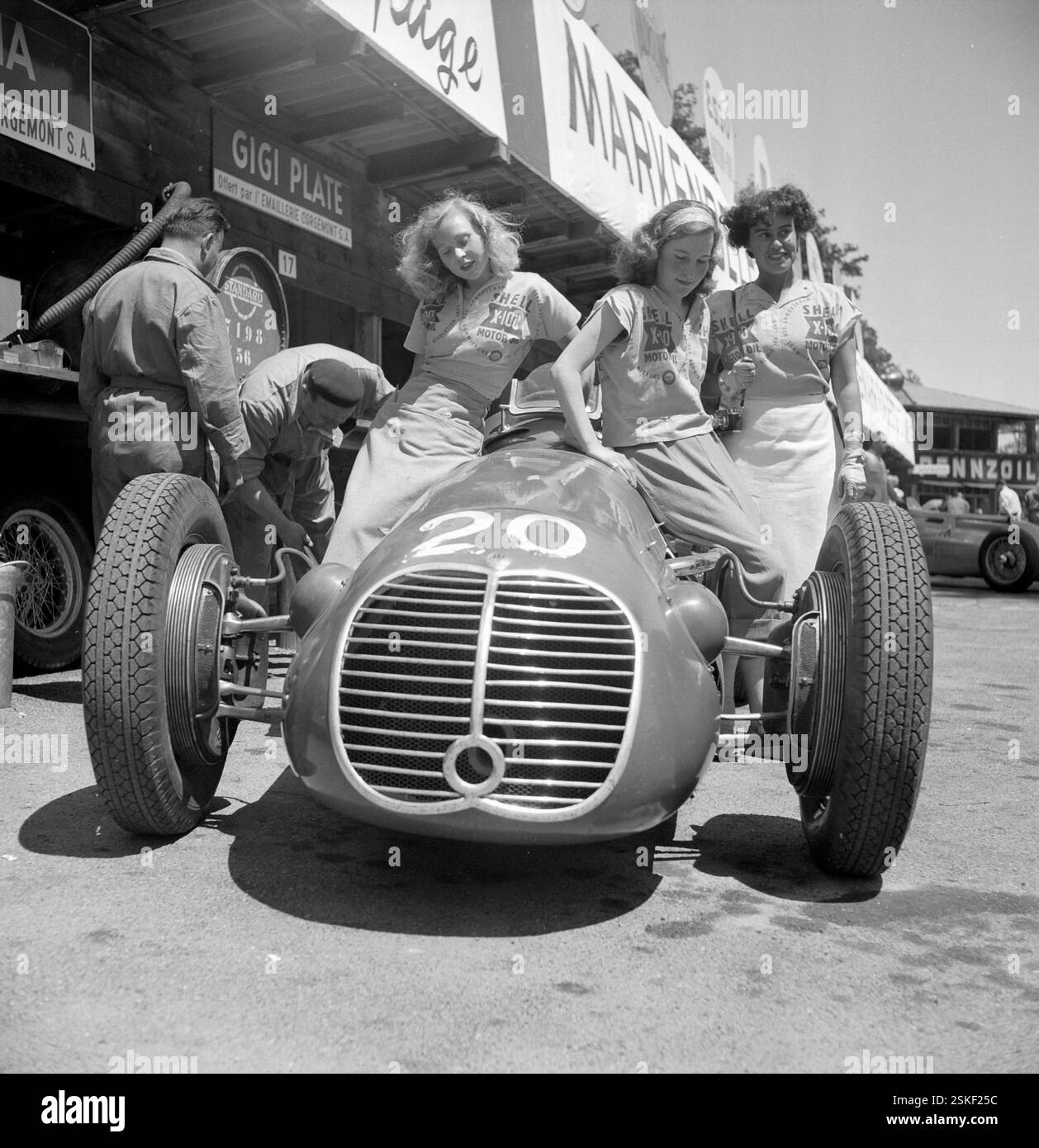 GP von Bern 1949: drei junge Damen beim Posieren um Rennwagen#GP of ...