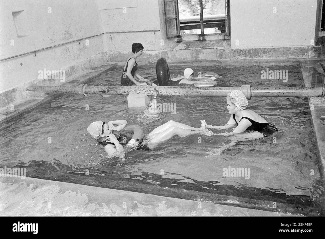 Bad Ragaz 1967: Patientin und Therapeutin im Thermalbad#Bad Ragaz 1967 ...