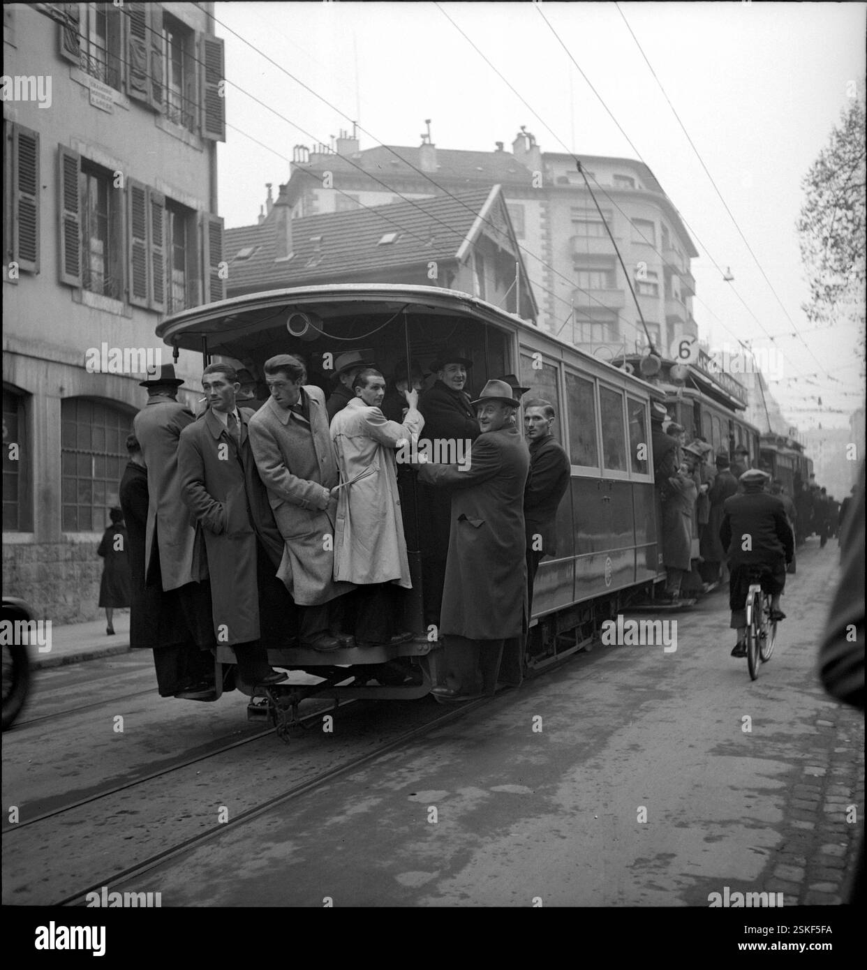 Länderspiel Schweiz - Schweden, Genf, 1945: Tram mit Zuschauern# ...