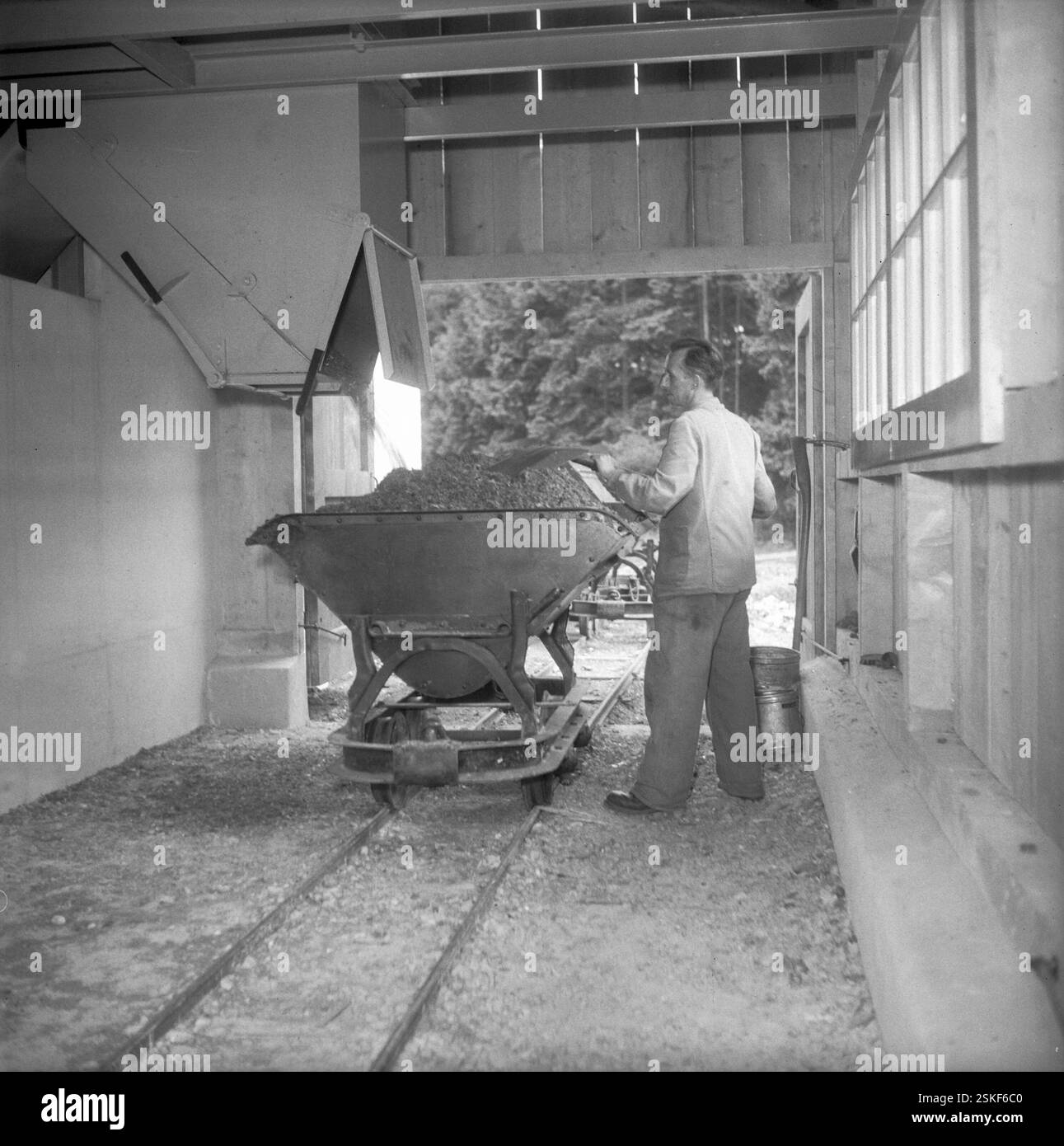 Schienenwagen mit zerkleinertem Material--- Kehrichtverwertung durch ...