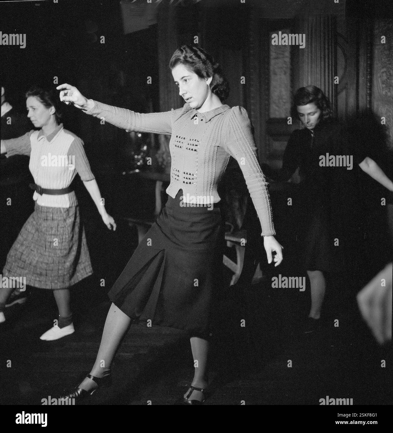 Trocken-Eislaufkurs in Zürich 1941#"Dry" figure skating lesson in ...