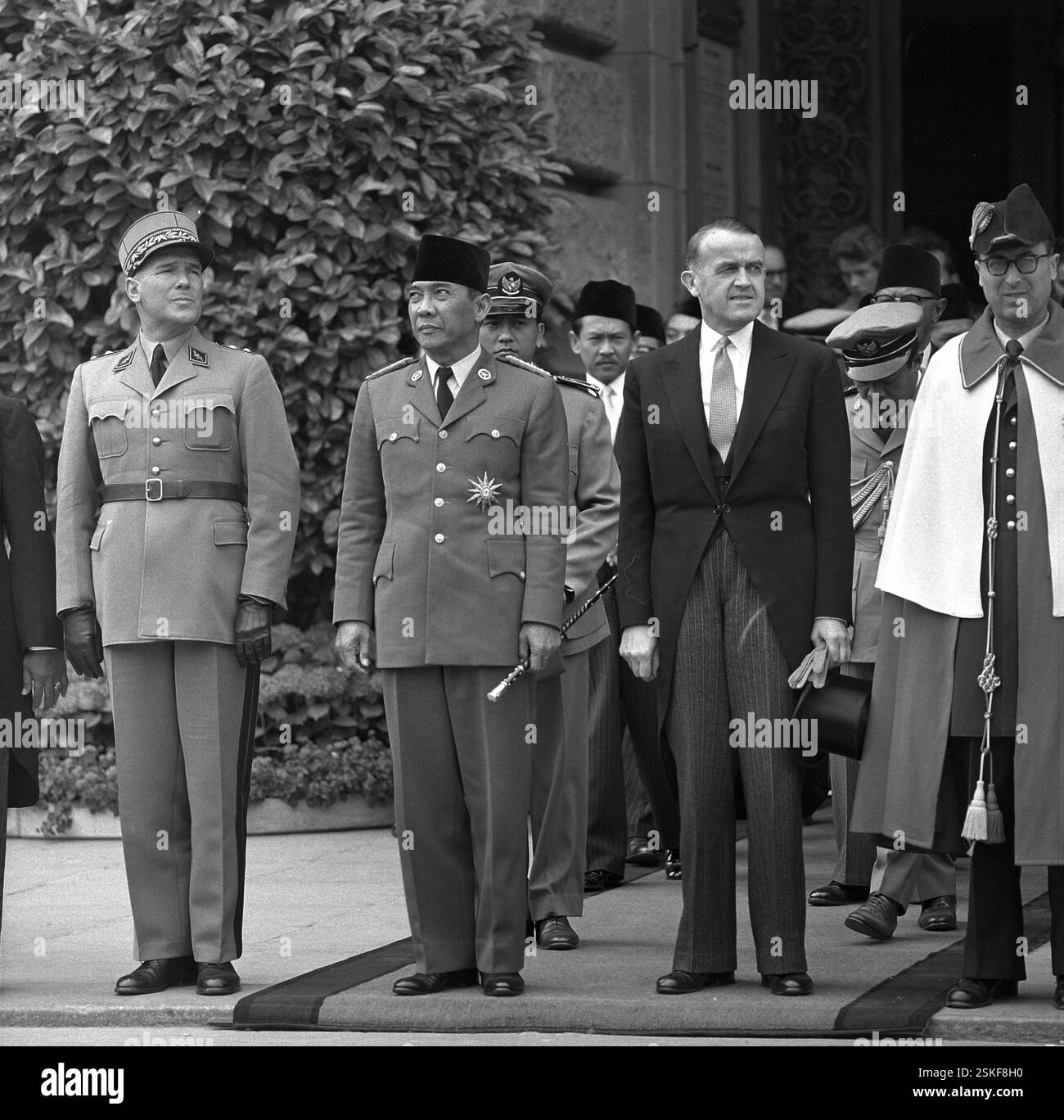 Präsident Sukarno und Bundesrat Petitpierre vor dem Bundeshaus, 1956# ...