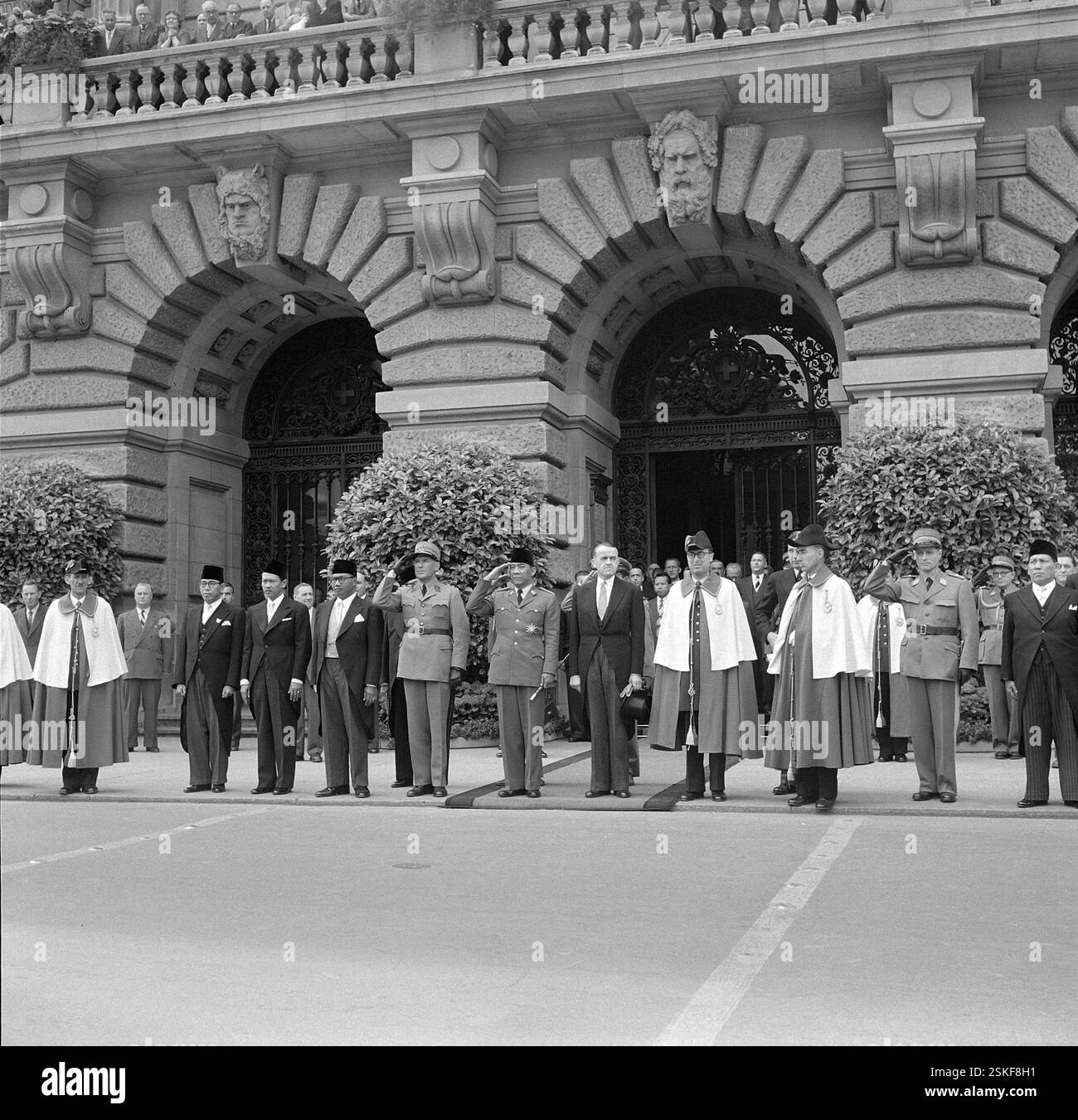 Präsident Sukarno und Bundesrat Petitpierre vor dem Bundeshaus, 1956# ...