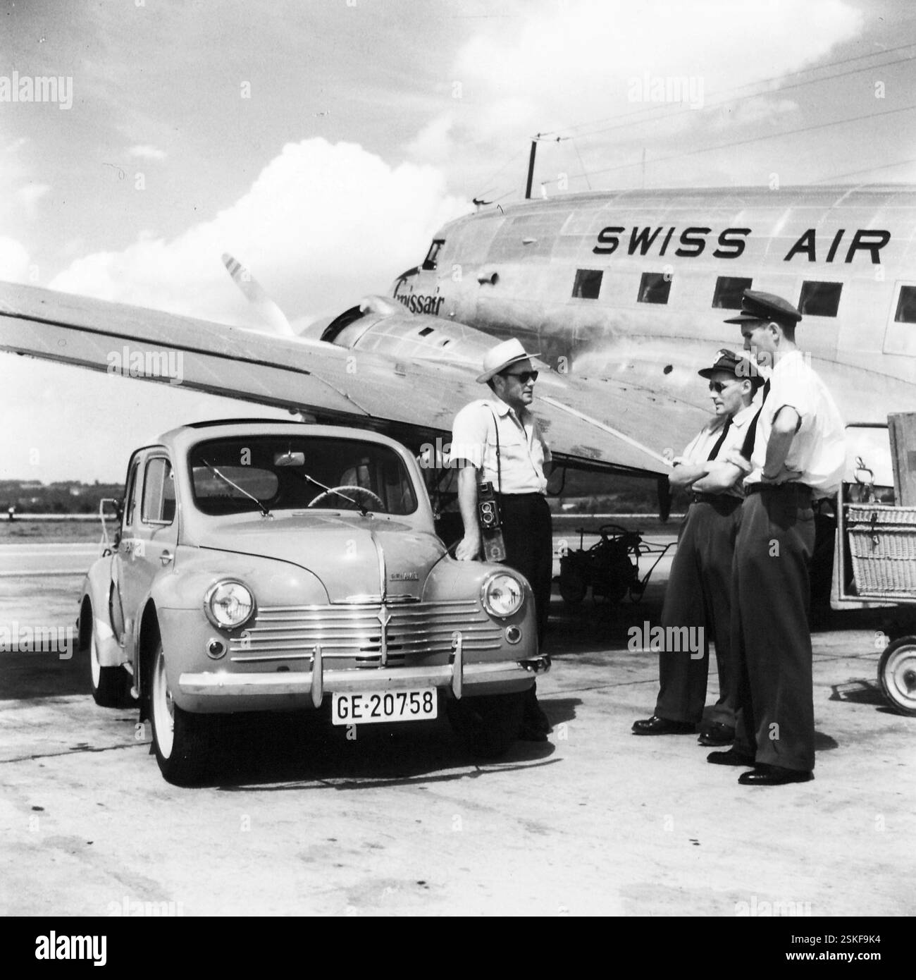 Renault steht vor einer Swissair-Maschine, Flughafen Genf-Cointrin, um ...