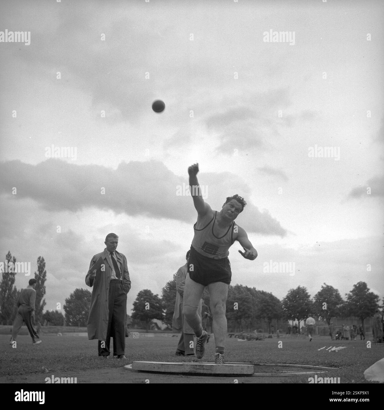 Leichtathletik-SM 1950 Bern, Kugelstossen. Willi Senn siegt#Track and ...