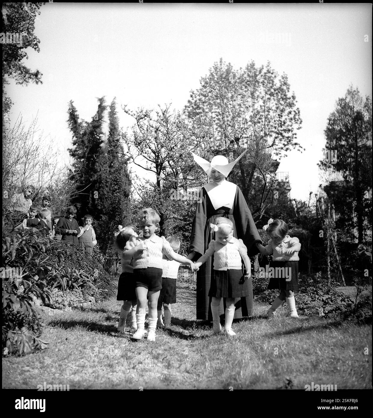 Nonne mit Waisenkindern im Garten # Nun with orphans in the garden ...