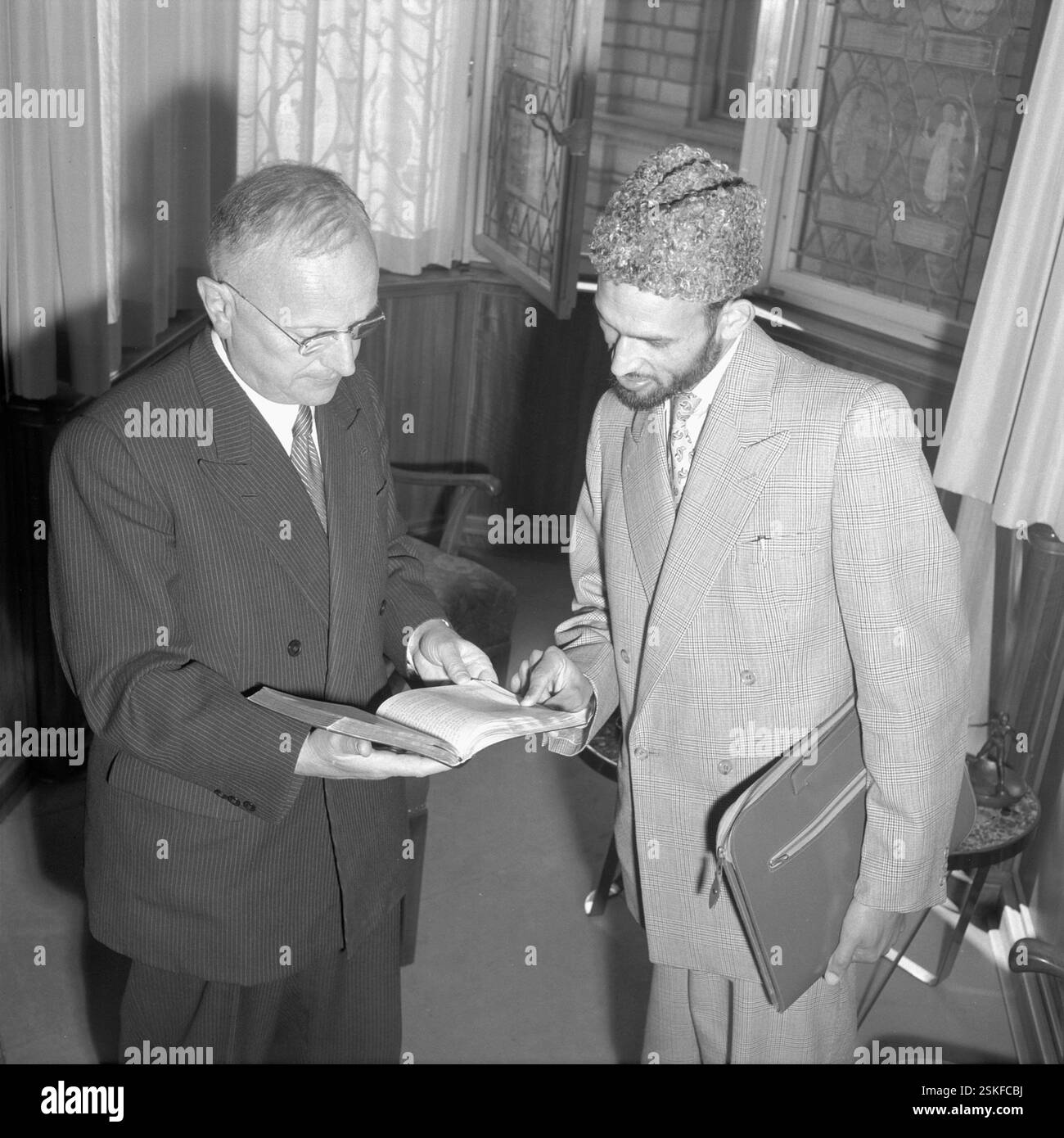 Missionar des Islam übergibt Stadtpräsident Landolt einen Koran, Zürich ...