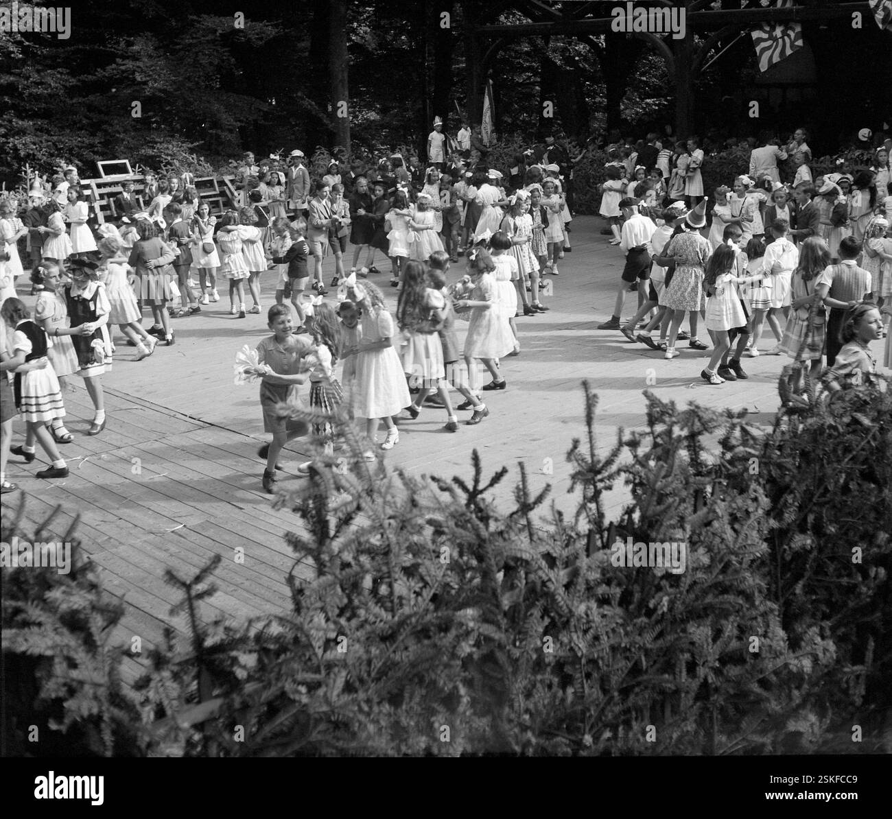 Waldfest der Lausanner Primarschulen 1945: Kinder beim Tanzen#Lausanne ...