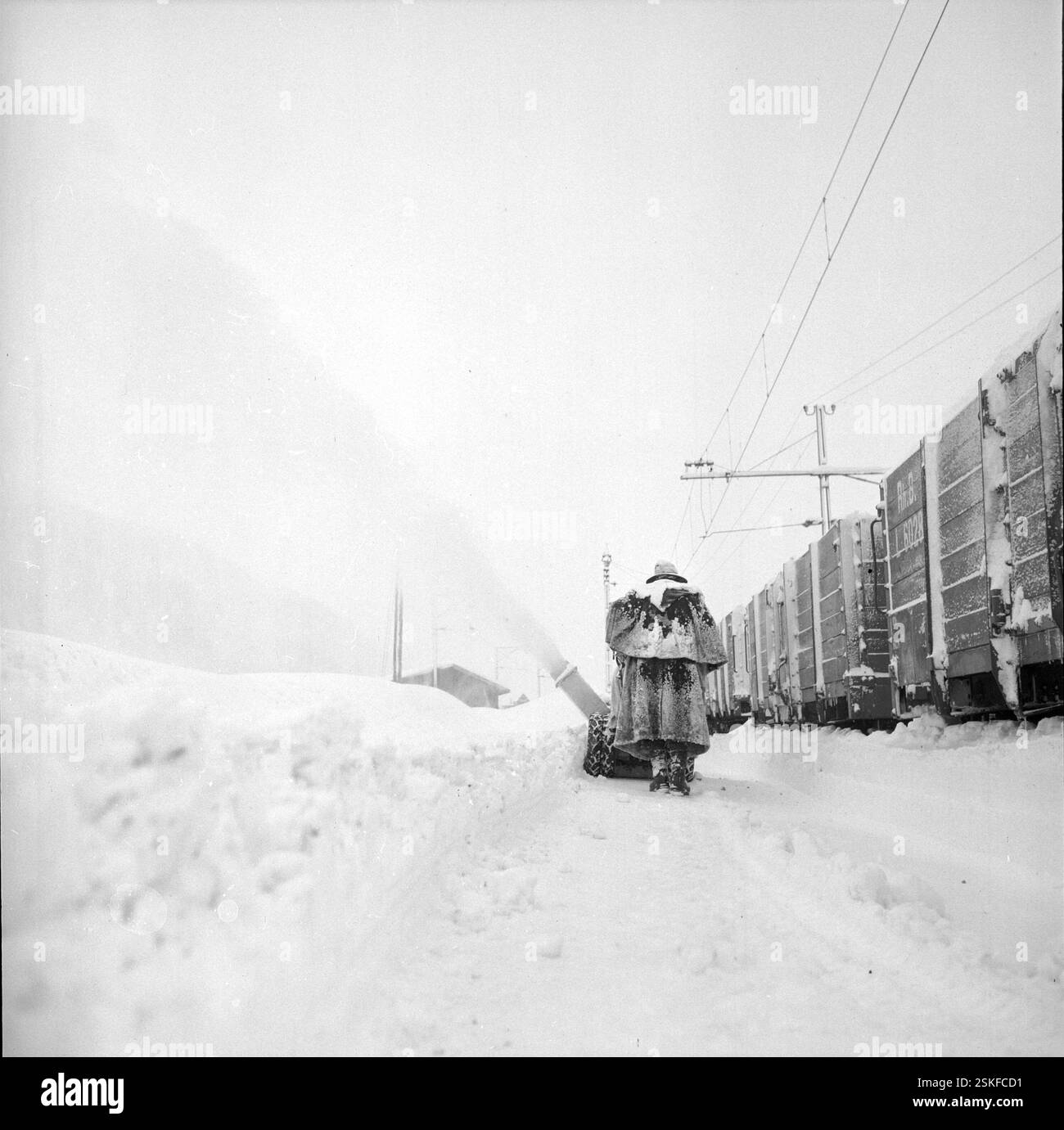 Mann mit Schneeschleuder in Davos, 1951#Man using a snow blower in ...