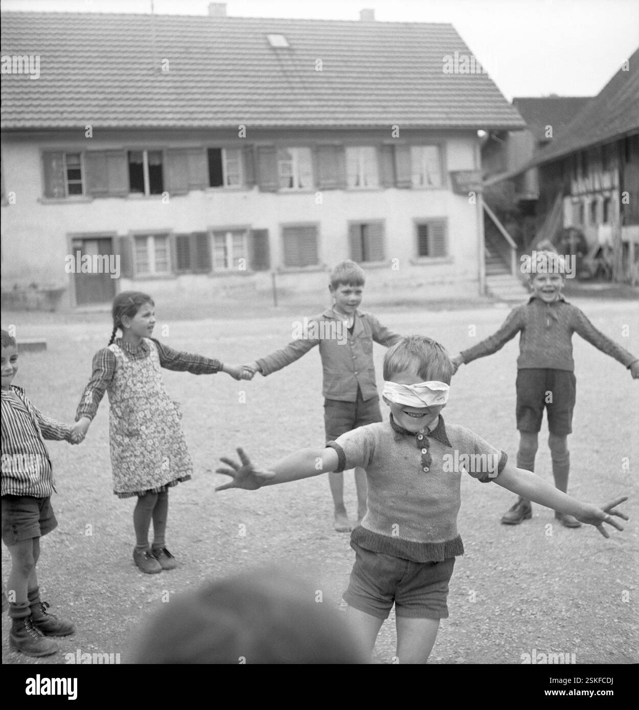 Schlatt Winterthur 1944, Kinder beim Blindekuh spielen#Schlatt ...