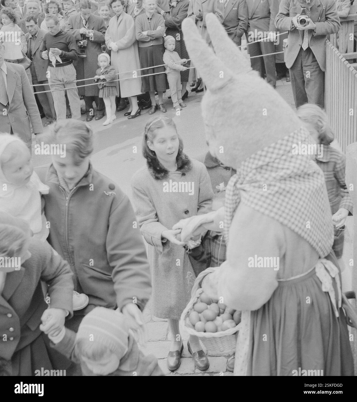 Beim Eier verteilen # distributing eggs #--- Der Osterhase in Unterseen ...