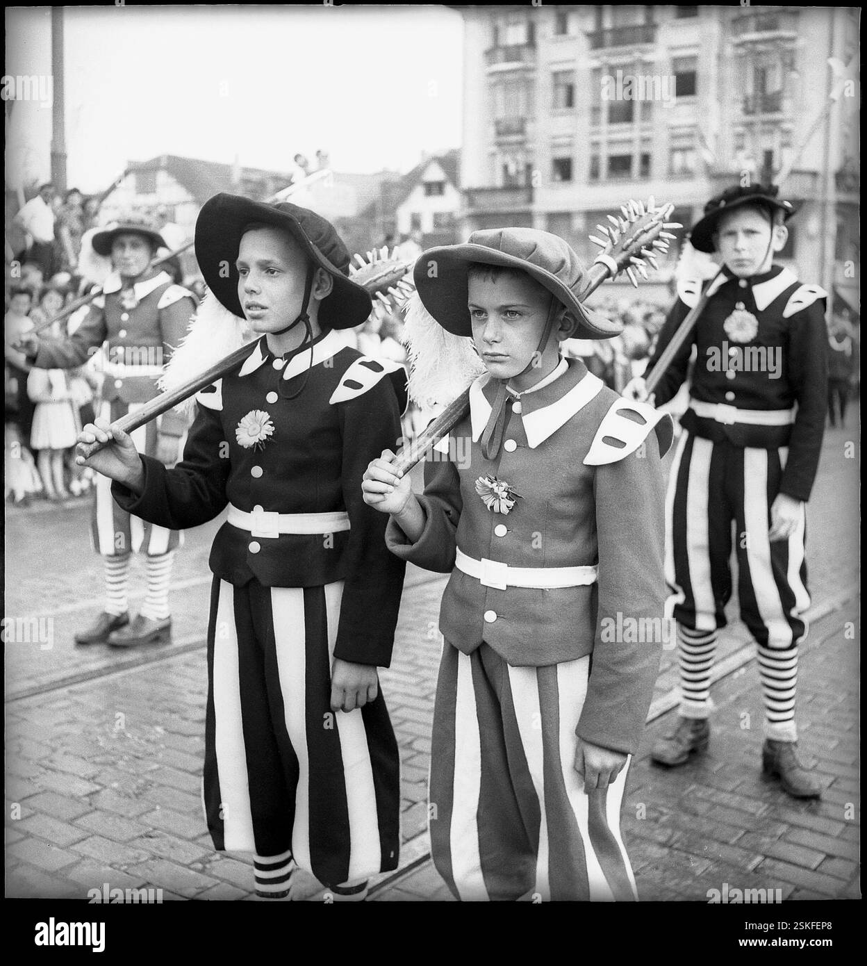 Knaben tragen historische Waffen (Morgenstern?)#Boys carrying ...