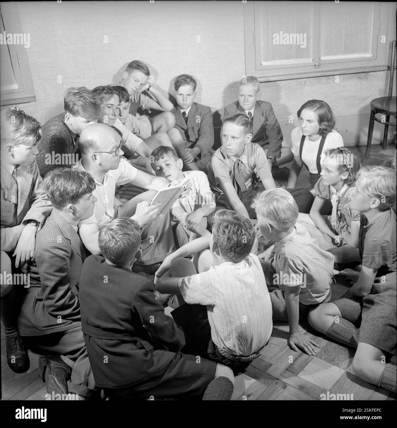 Lehrer beim Vorlesen, Klassenlager der Freien Schule Zürich in Meggen ...